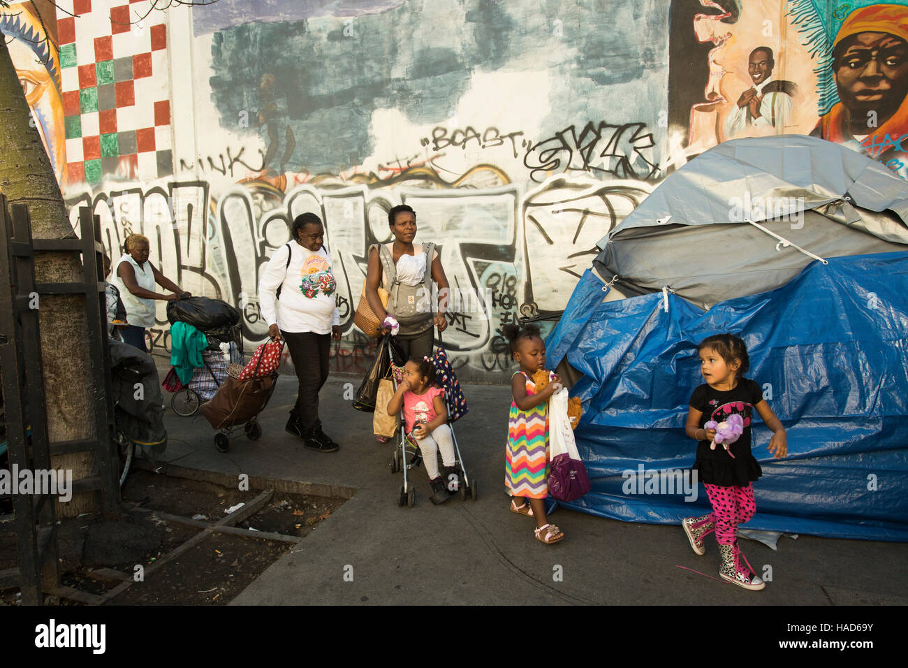Thanksgiving Day at the Fred Jordan Mission, downtown Los Angeles ...