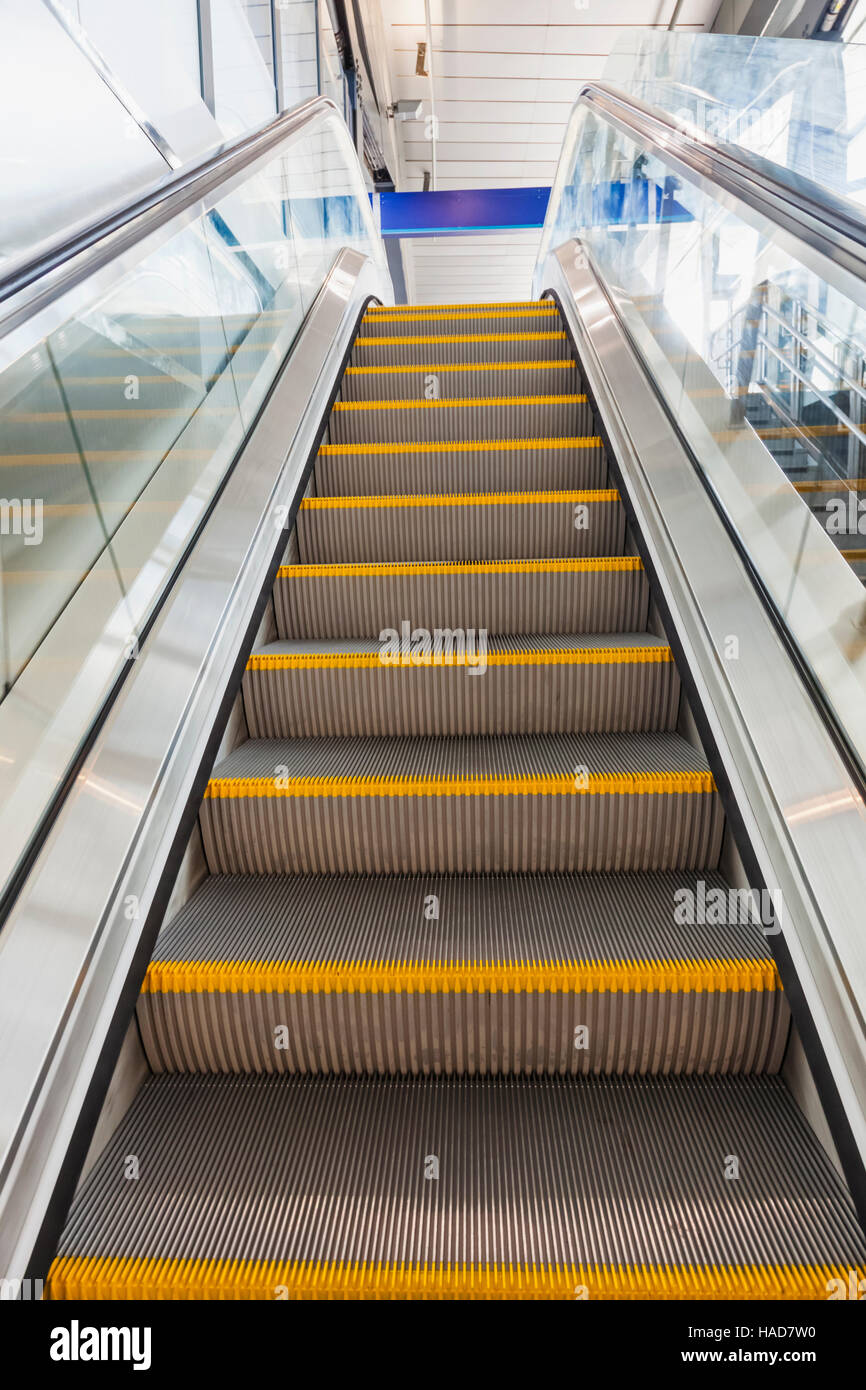 At london bridge station hi-res stock photography and images - Alamy