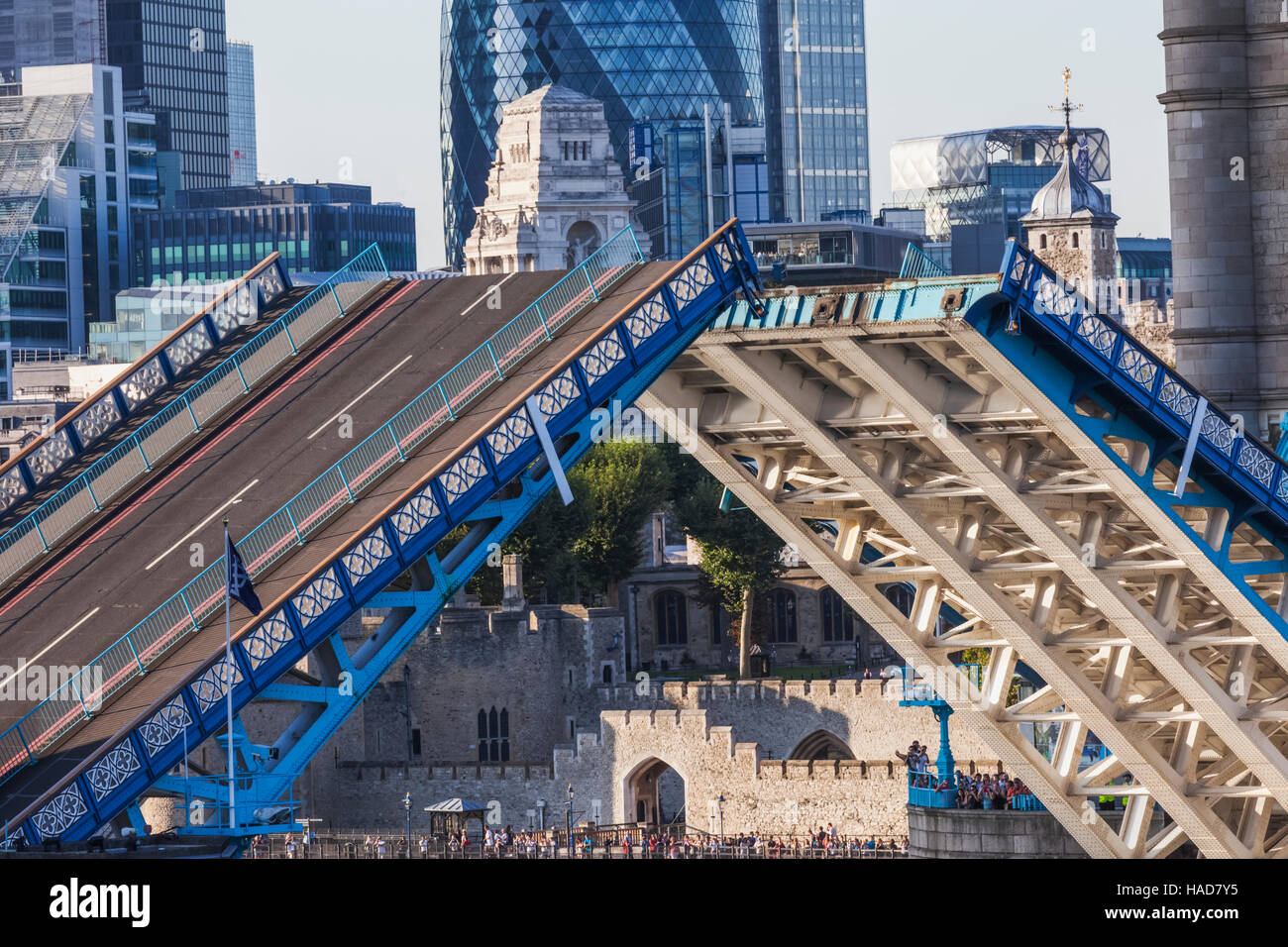 Opening of tower bridge hi-res stock photography and images - Alamy