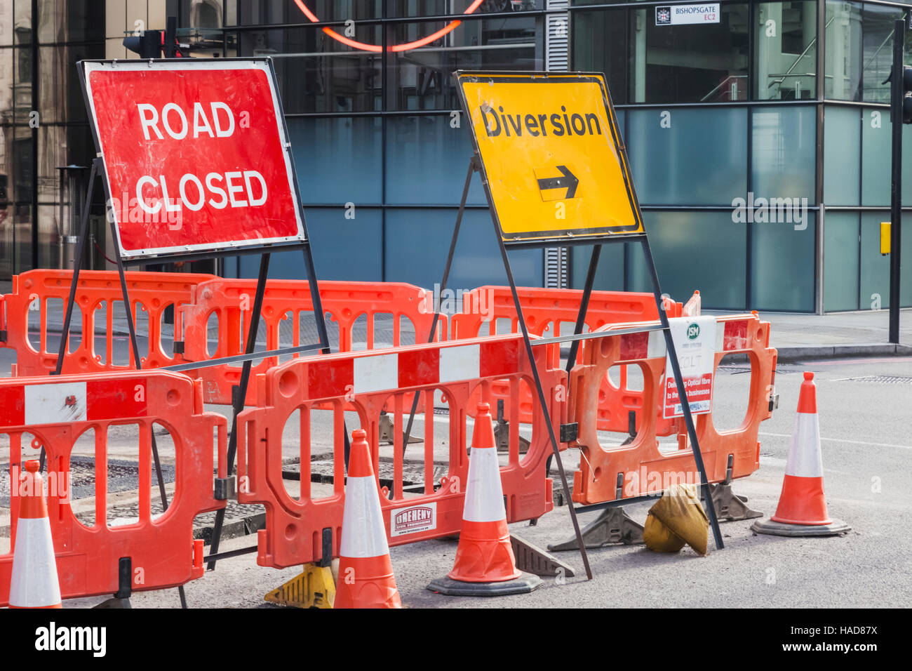 England, London, Road Closed and Diversion Sign Stock Photo - Alamy