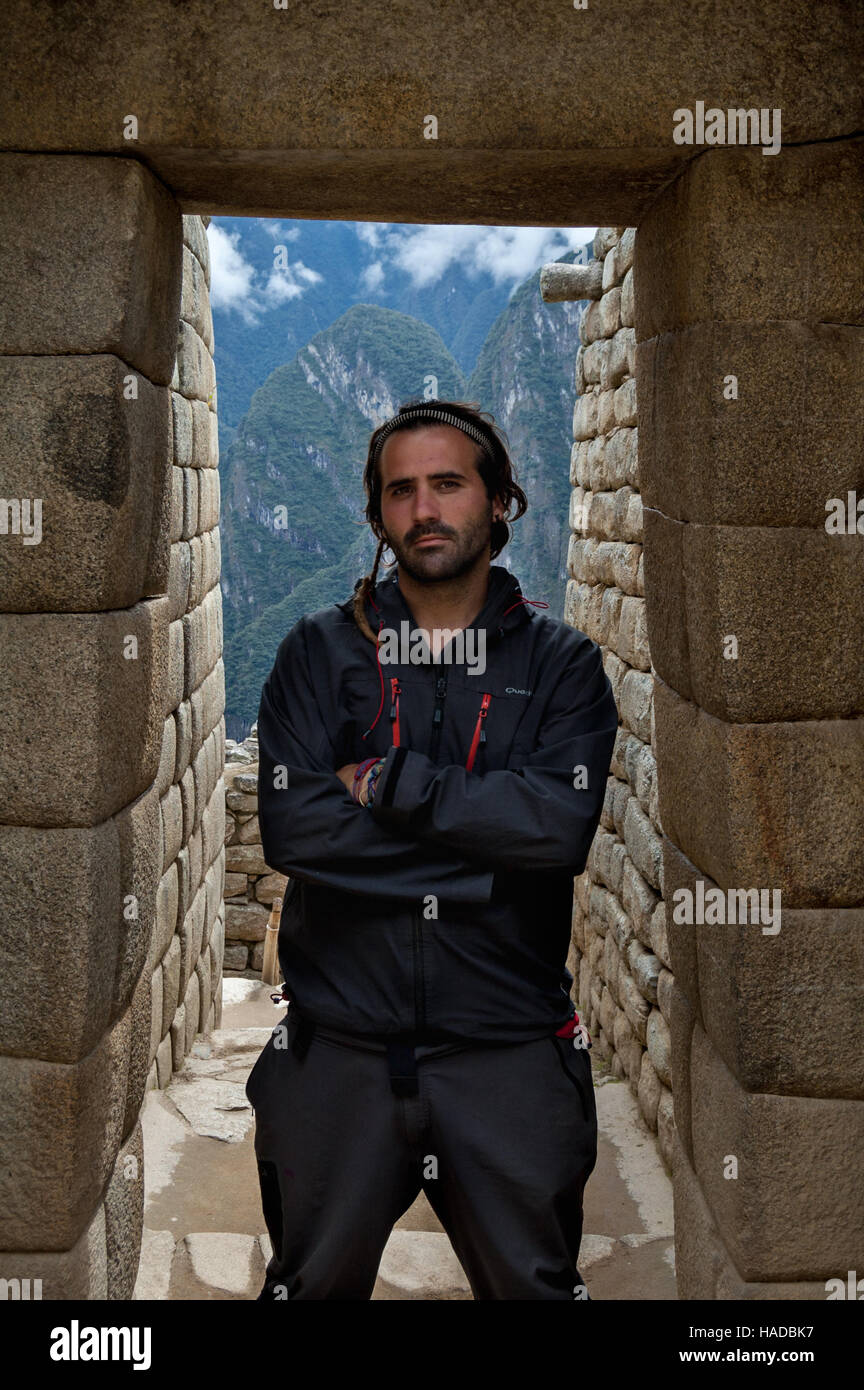 Young man imitating che guevara poses in machu picchu hi-res stock ...