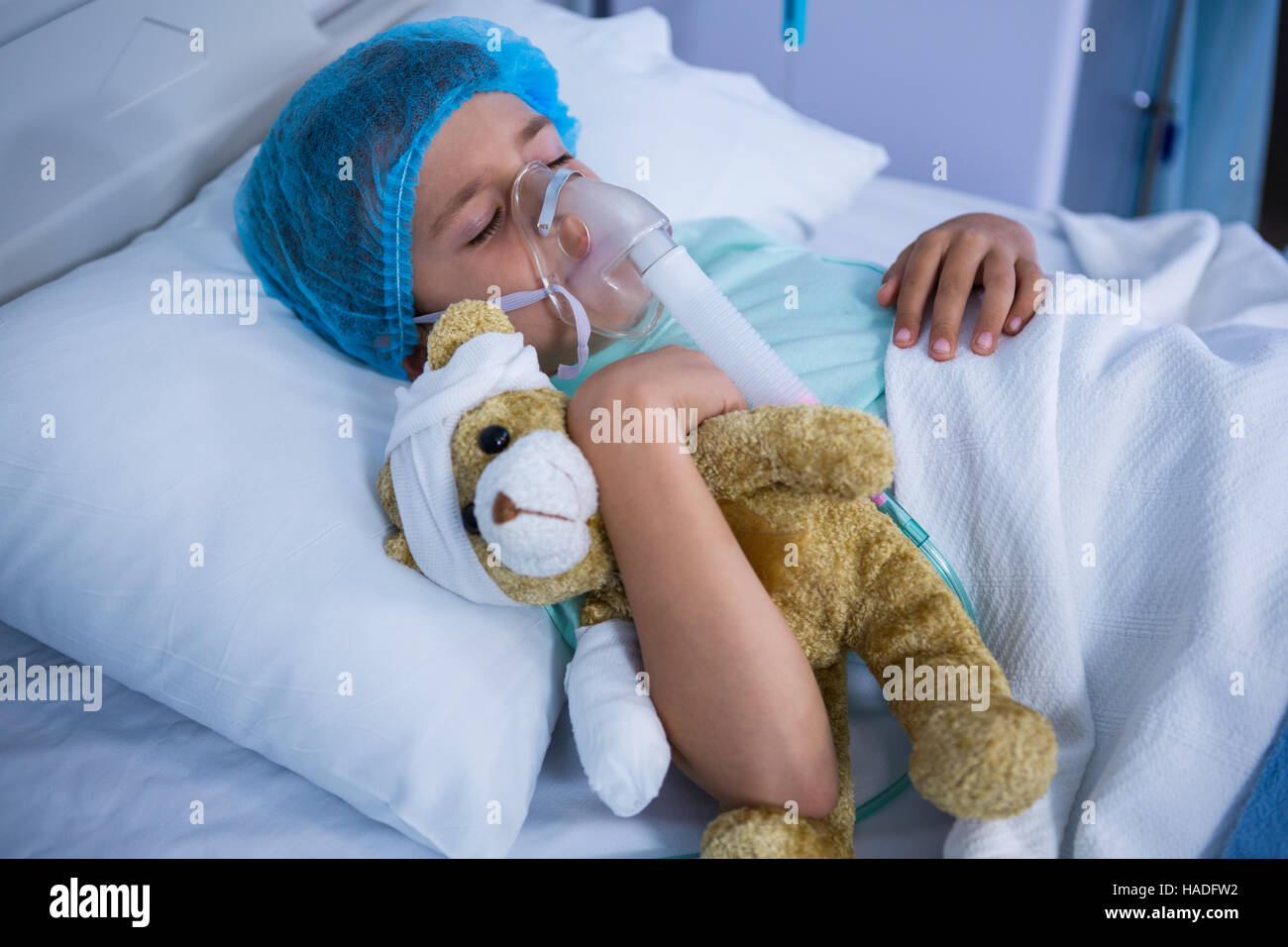 Oxygen Mask Child High Resolution Stock Photography and Images - Alamy