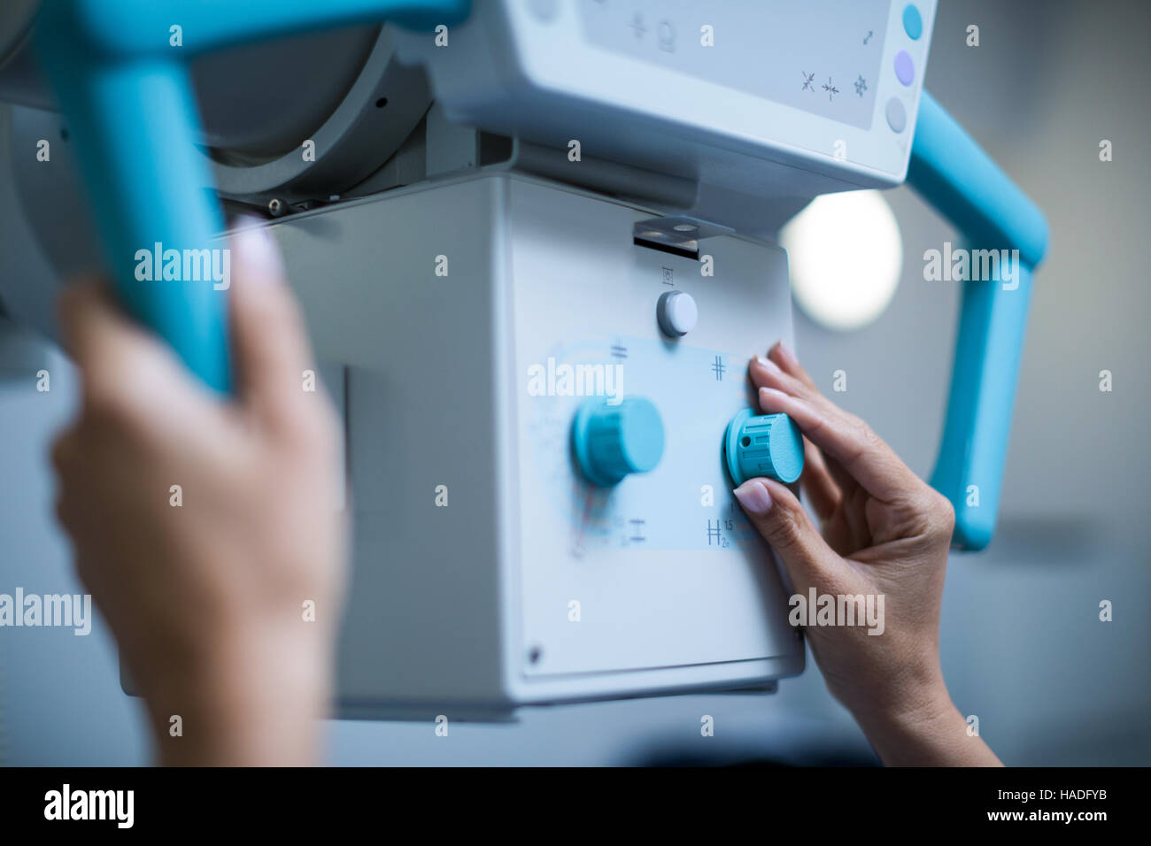Doctor sets up the machine to x-ray over patient Stock Photo - Alamy