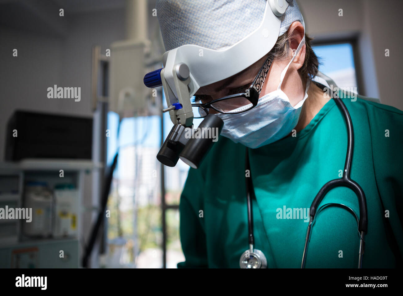 Surgeon wearing surgical loupes while operating Stock Photo - Alamy