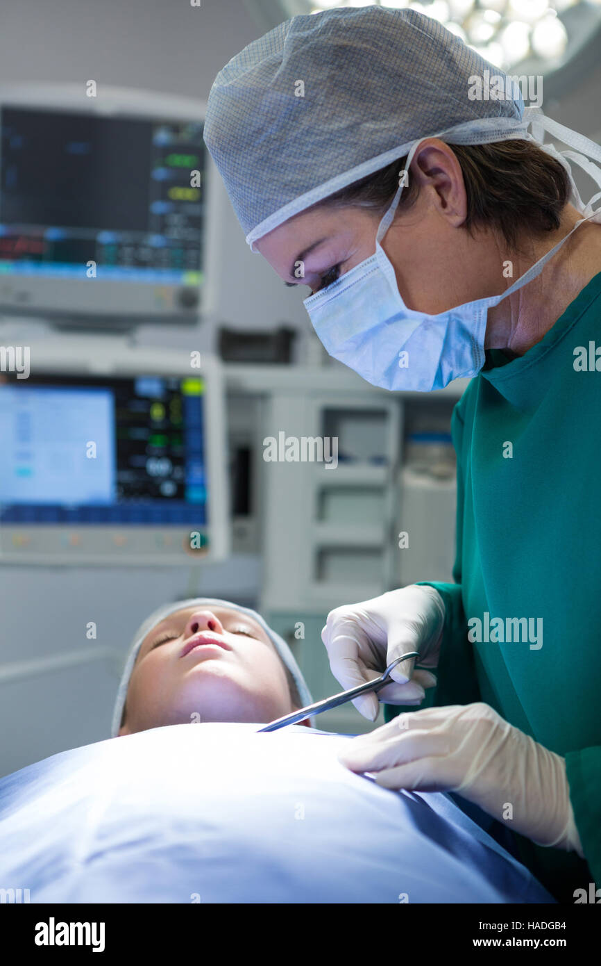 Surgeon operating patient Stock Photo - Alamy