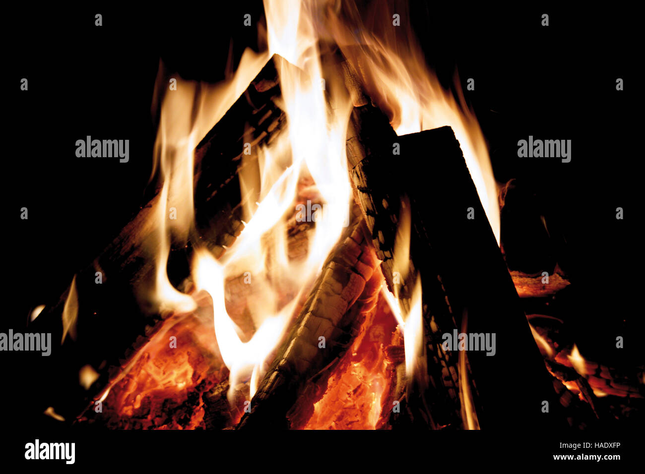 Logs of wood in the fire Stock Photo - Alamy