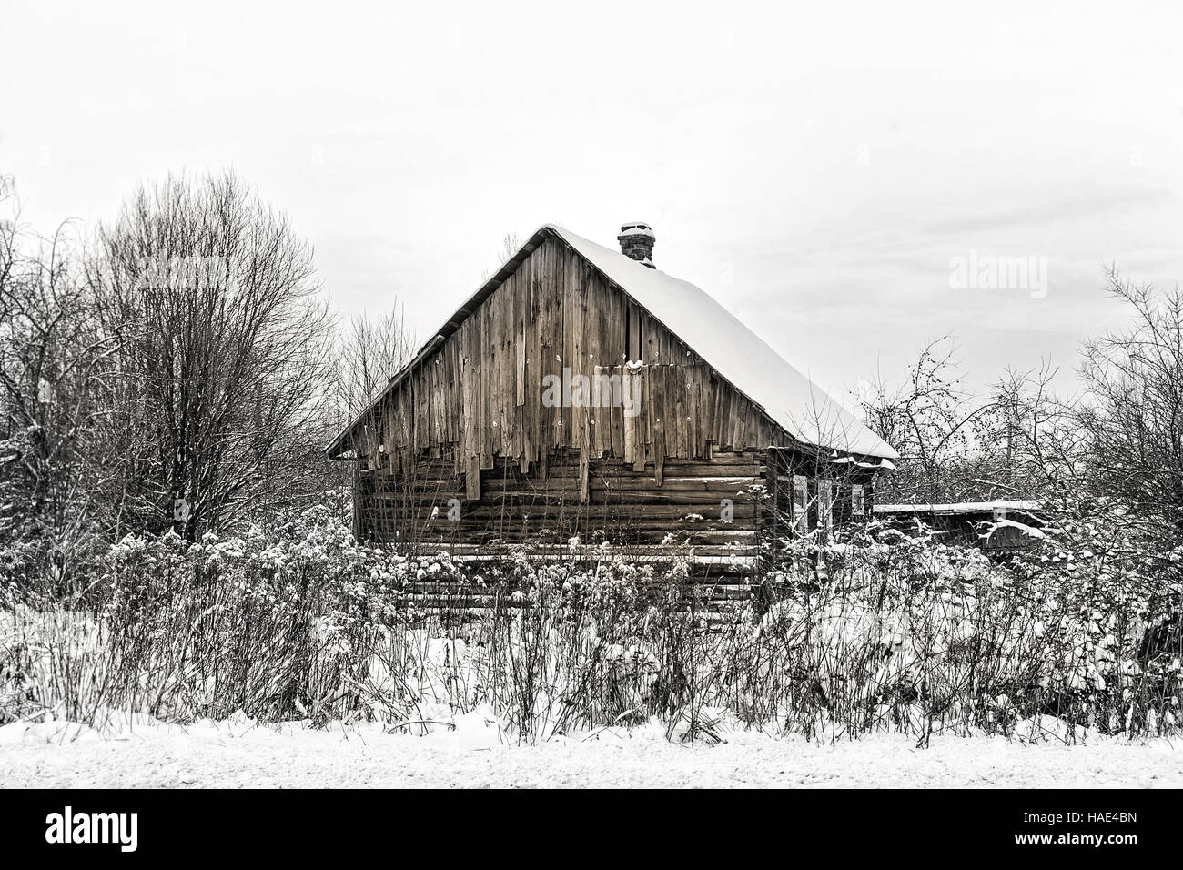 Old abandoned house in snow hi-res stock photography and images - Alamy