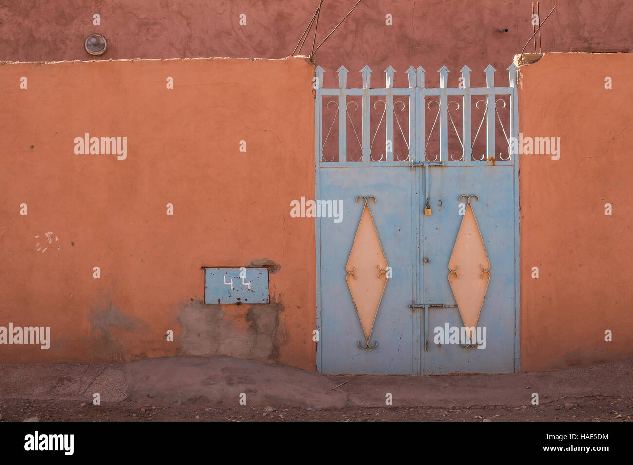 Clay gate hi-res stock photography and images - Alamy
