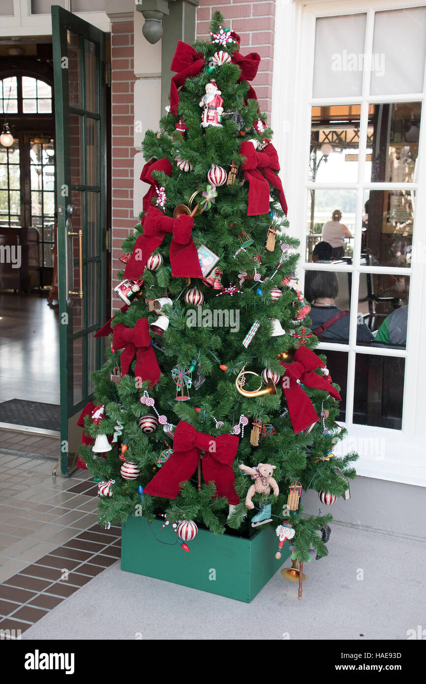 Outdoor christmas tree hi-res stock photography and images - Alamy