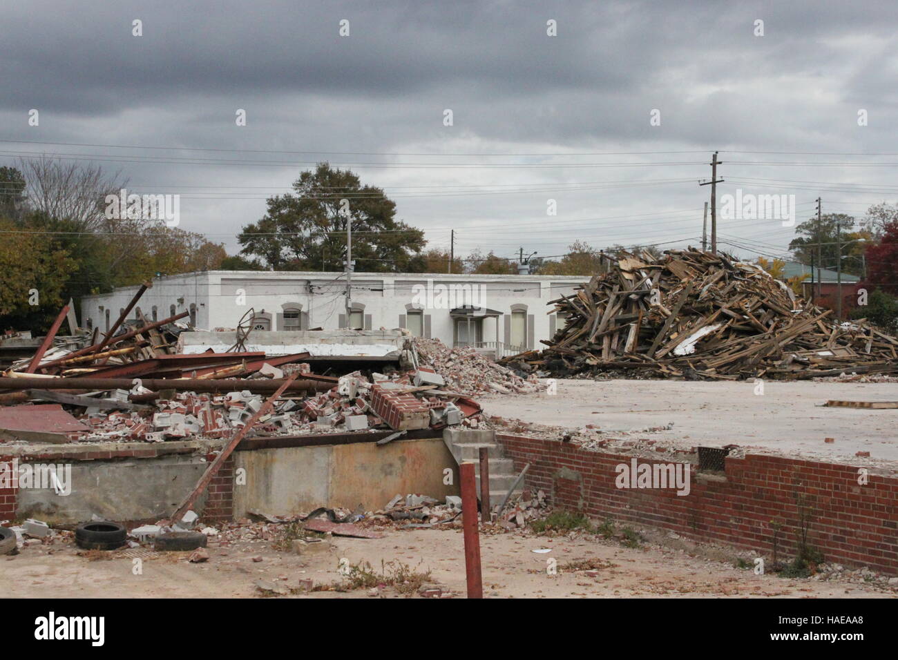 White building in front of demolished building Stock Photo - Alamy