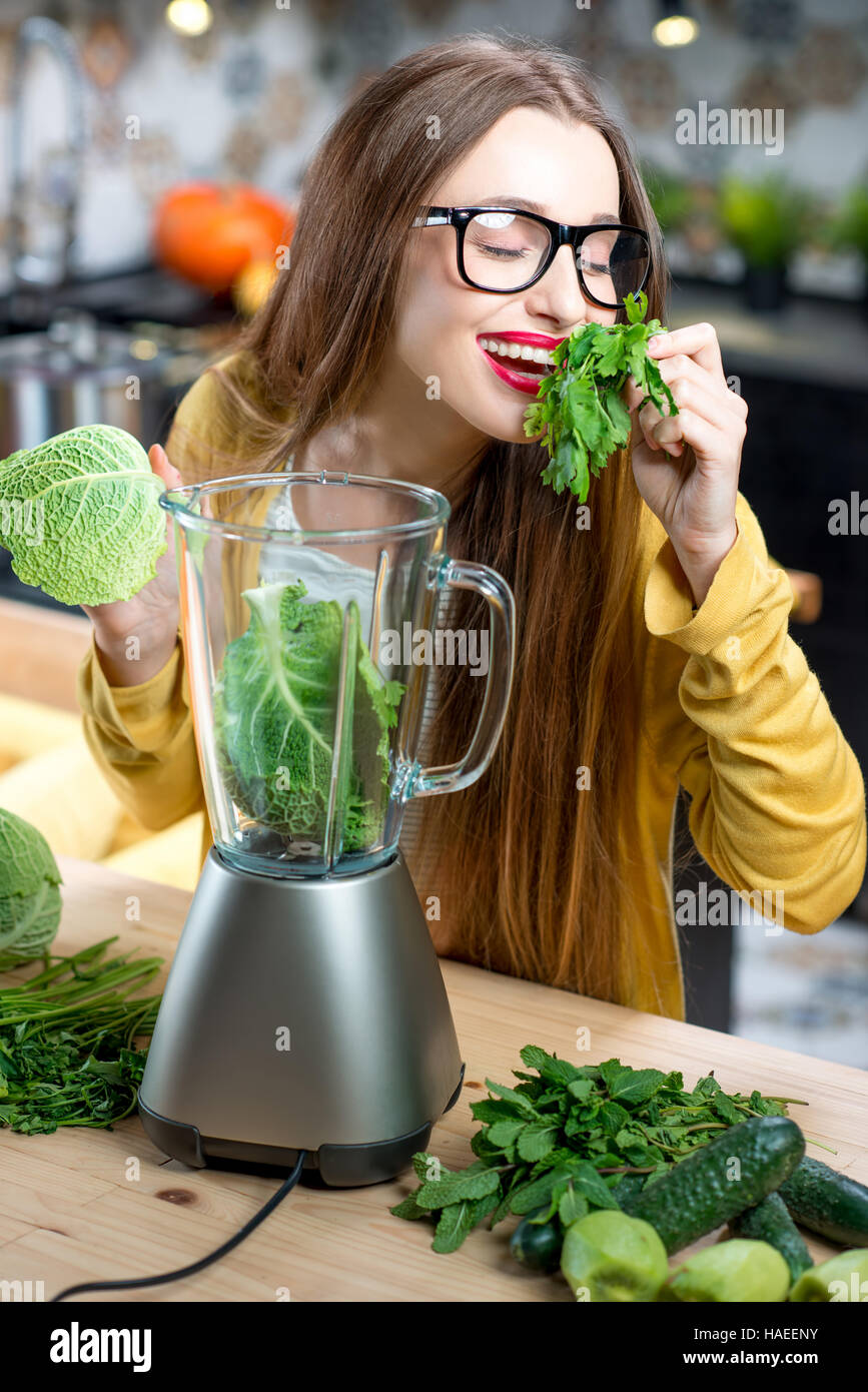 Woman making smoothie Stock Photo - Alamy