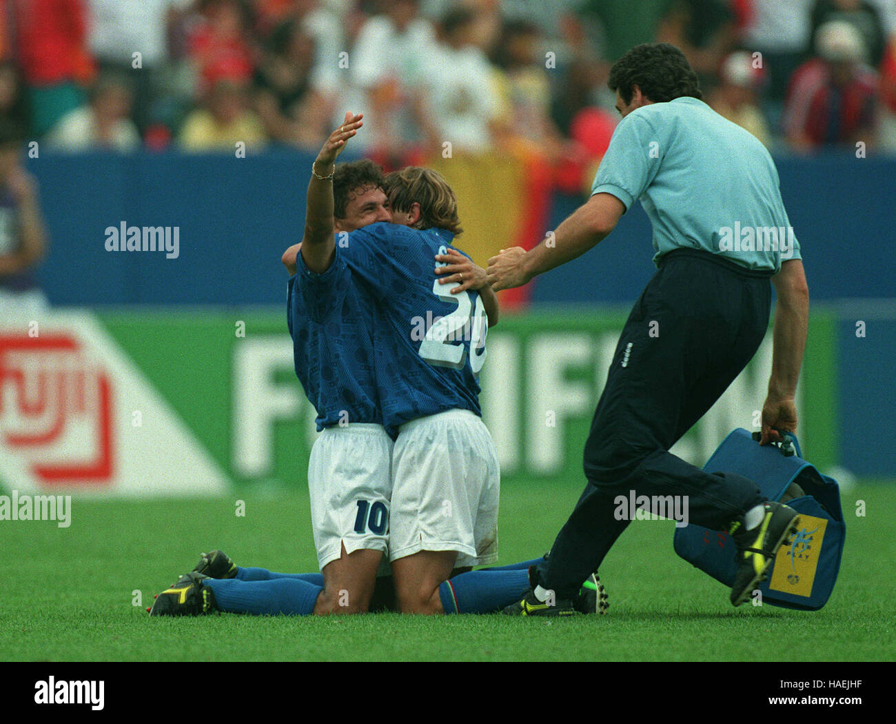 BAGGIO & SIGNORI CELEBRATE QUARTER-FINAL WIN OVER SPAIN 22 July 1994 ...
