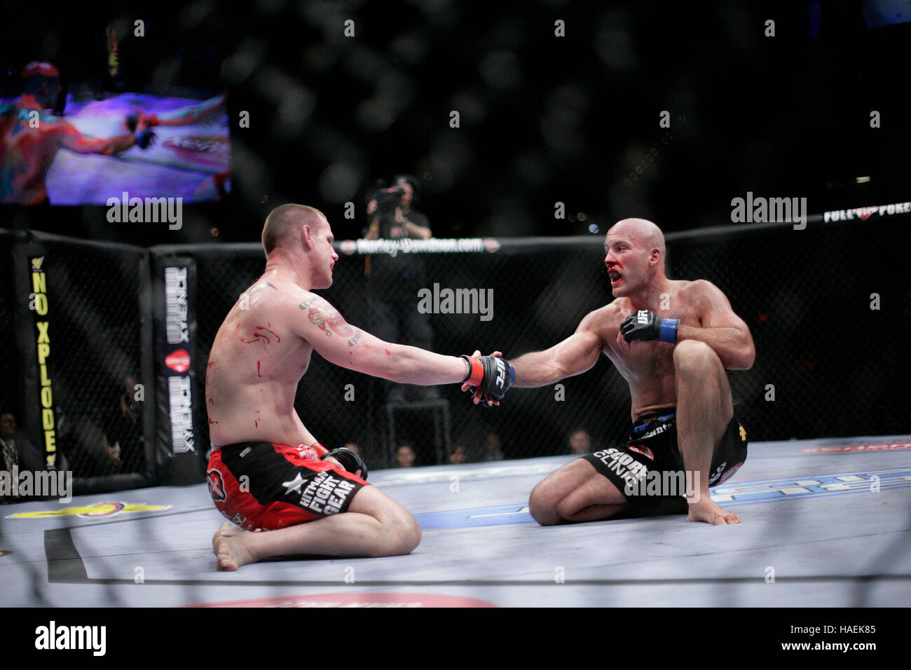 Christian Wellisch, right, and Jake O'Brien shake hands at UFC 94 at ...