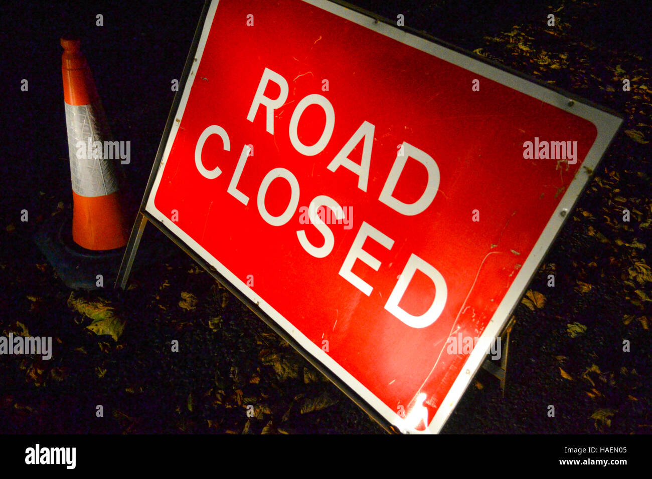 Road closed sign hi-res stock photography and images - Alamy