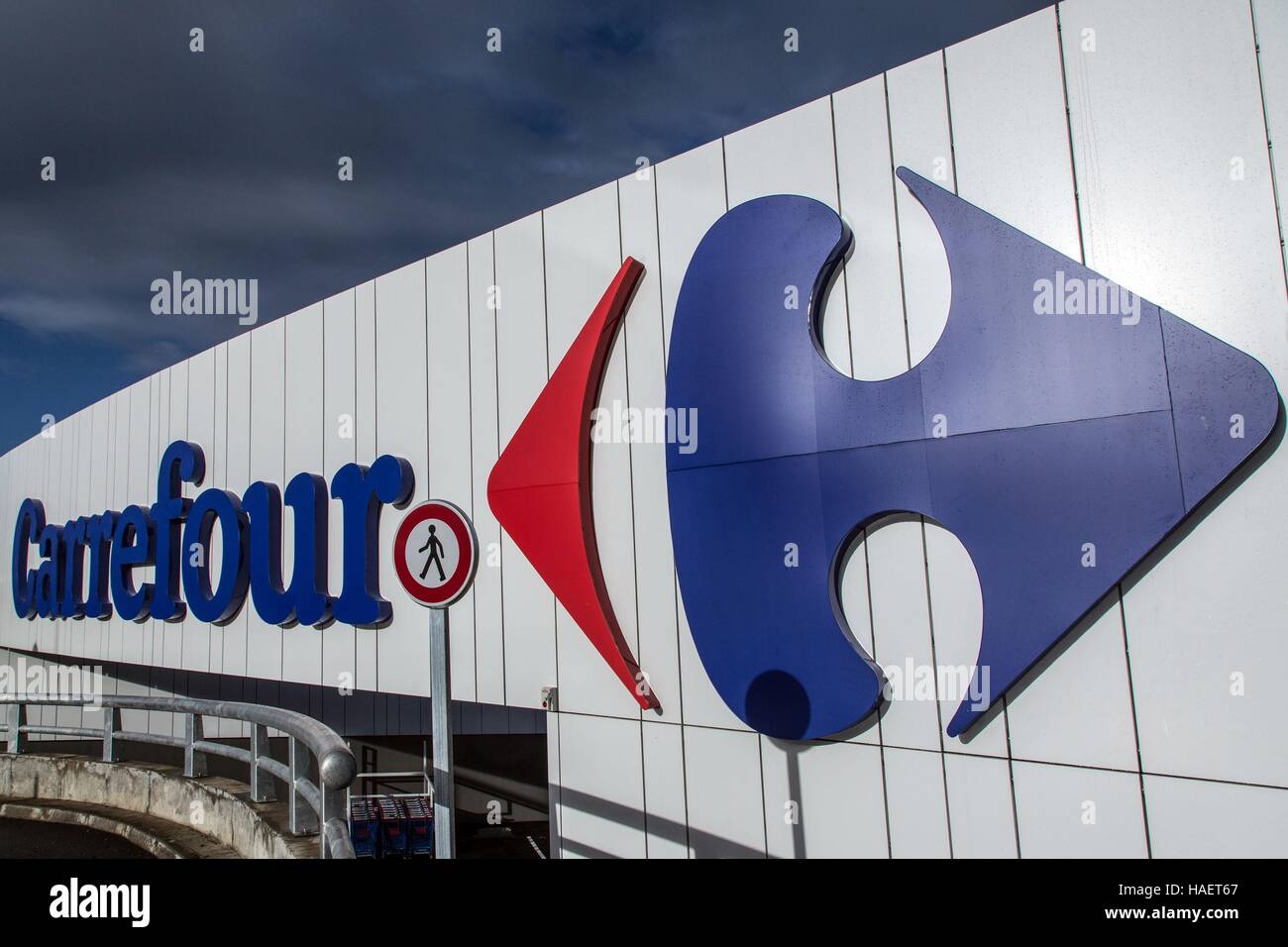 LOGO OF THE CARREFOUR SUPERMARKET Stock Photo - Alamy