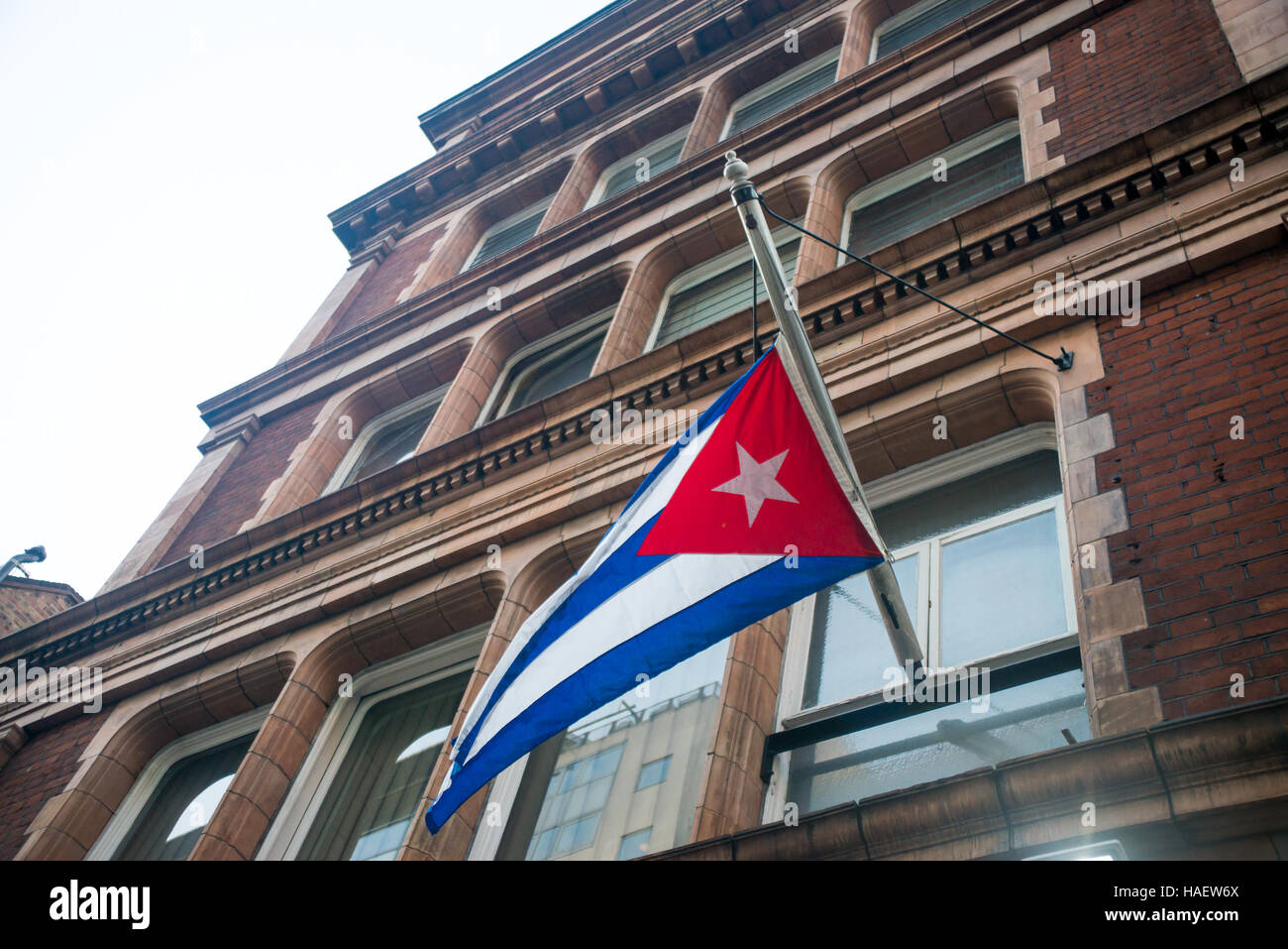 London, UK. 29th Nov, 2016. People leave flowers and messages in front ...