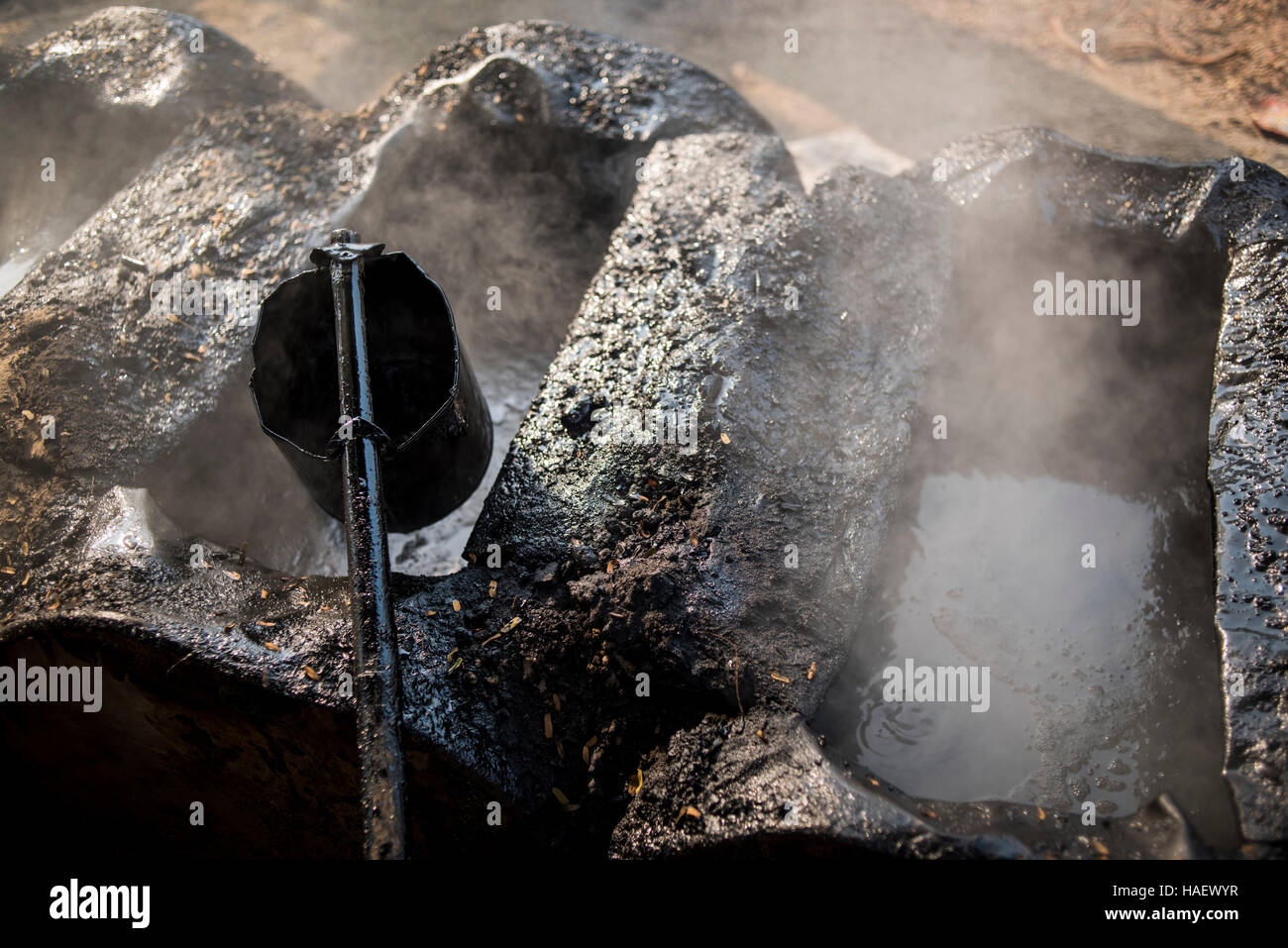 Molten tar hot hi-res stock photography and images - Alamy