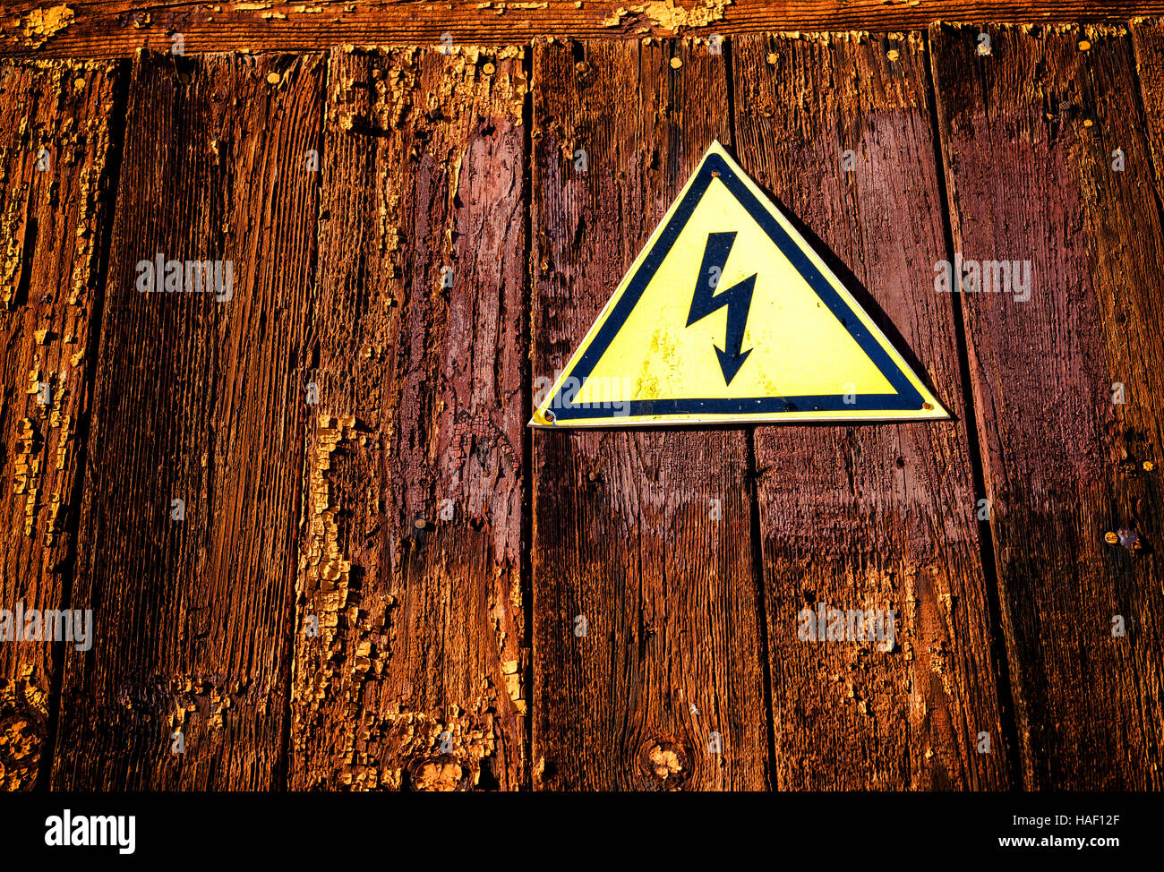 Electricity warning sign hi-res stock photography and images - Alamy