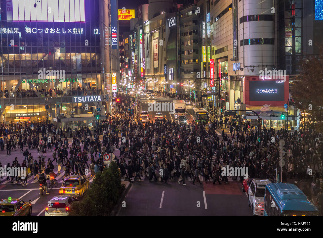 Pedestrian intersection tokyo aerial hi-res stock photography and ...