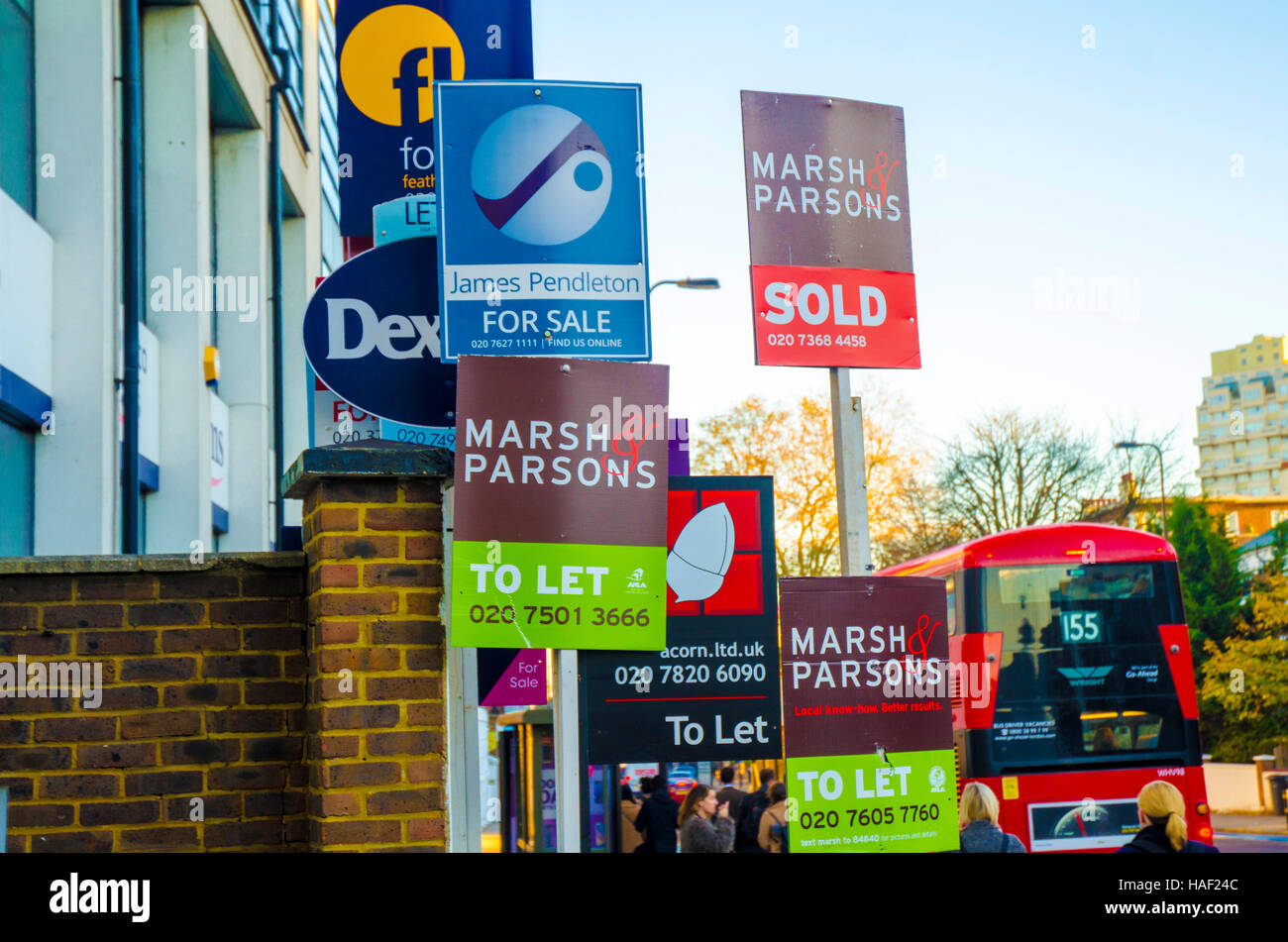 Flat to let signs london uk hi-res stock photography and images - Alamy
