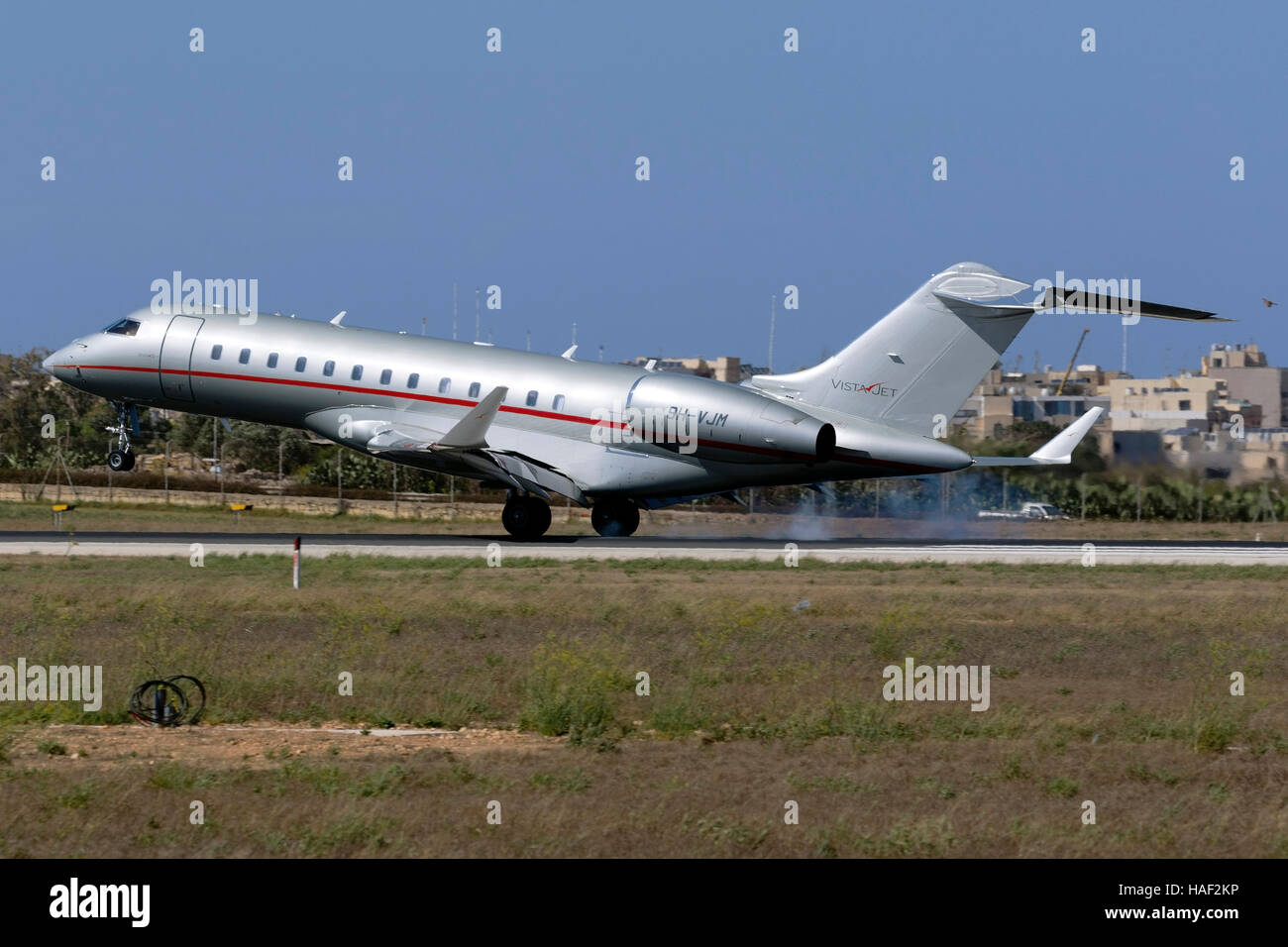 Vistajet global 6000 landing hi-res stock photography and images - Alamy
