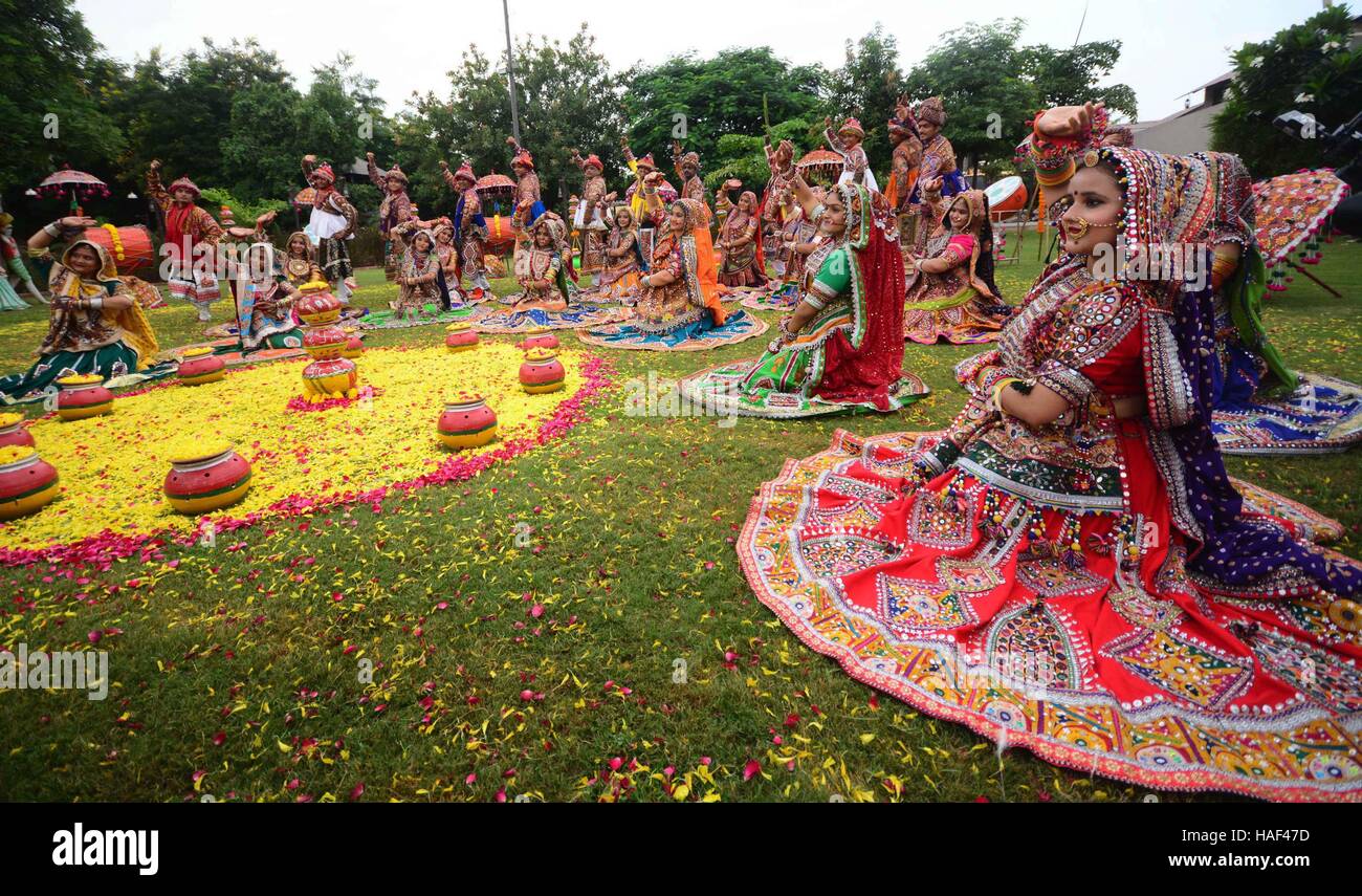 Garba dance hi-res stock photography and images - Alamy