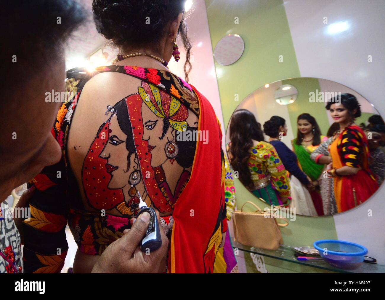 Girls get their body painted ahead of forthcoming Navratri festival, in ...