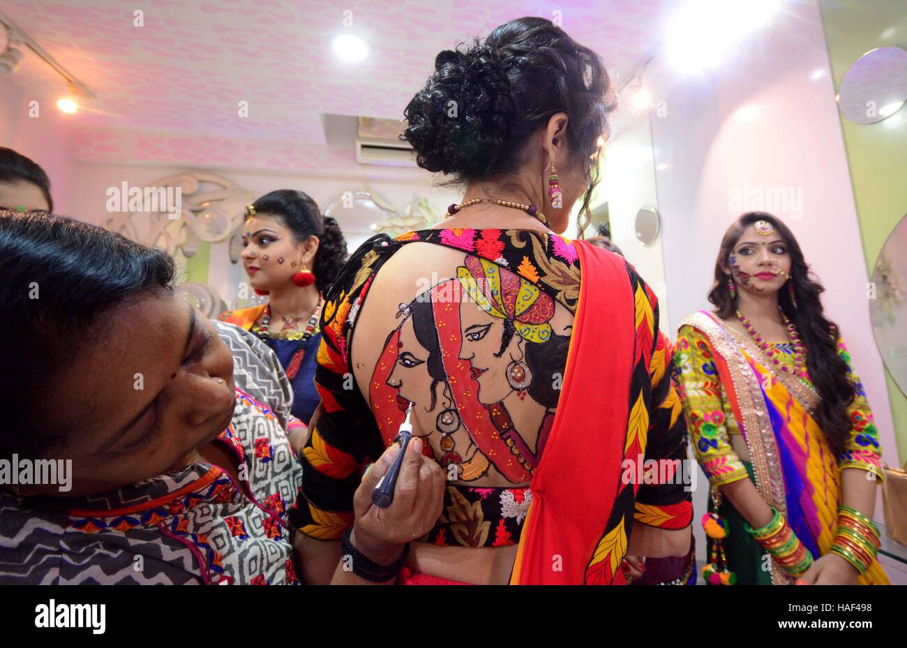Girls get their body painted ahead of forthcoming Navratri festival, in ...