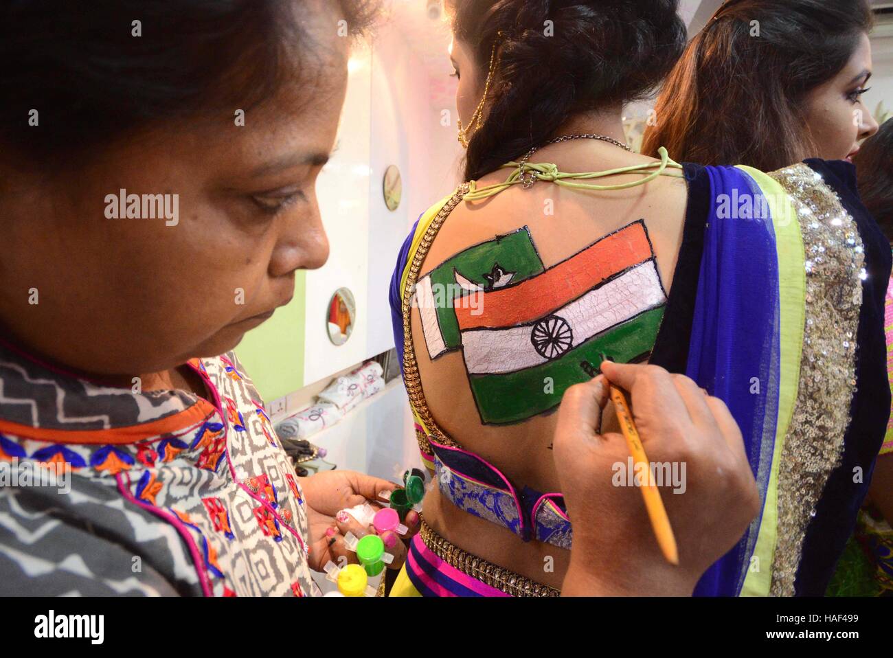 A girls gets her body painted ahead of forthcoming Navratri festival ...