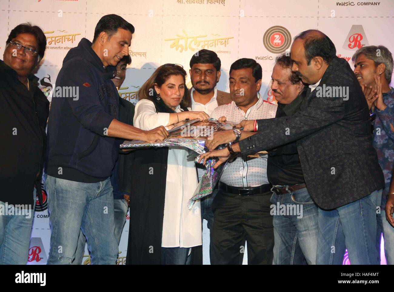 Bollywood actors Akshay Kumar and Dimple Kapadia with star cast during ...