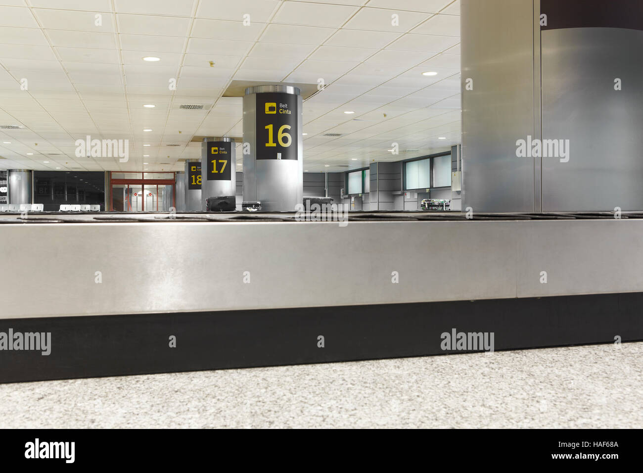 Baggage claim conveyor belts hi-res stock photography and images - Alamy