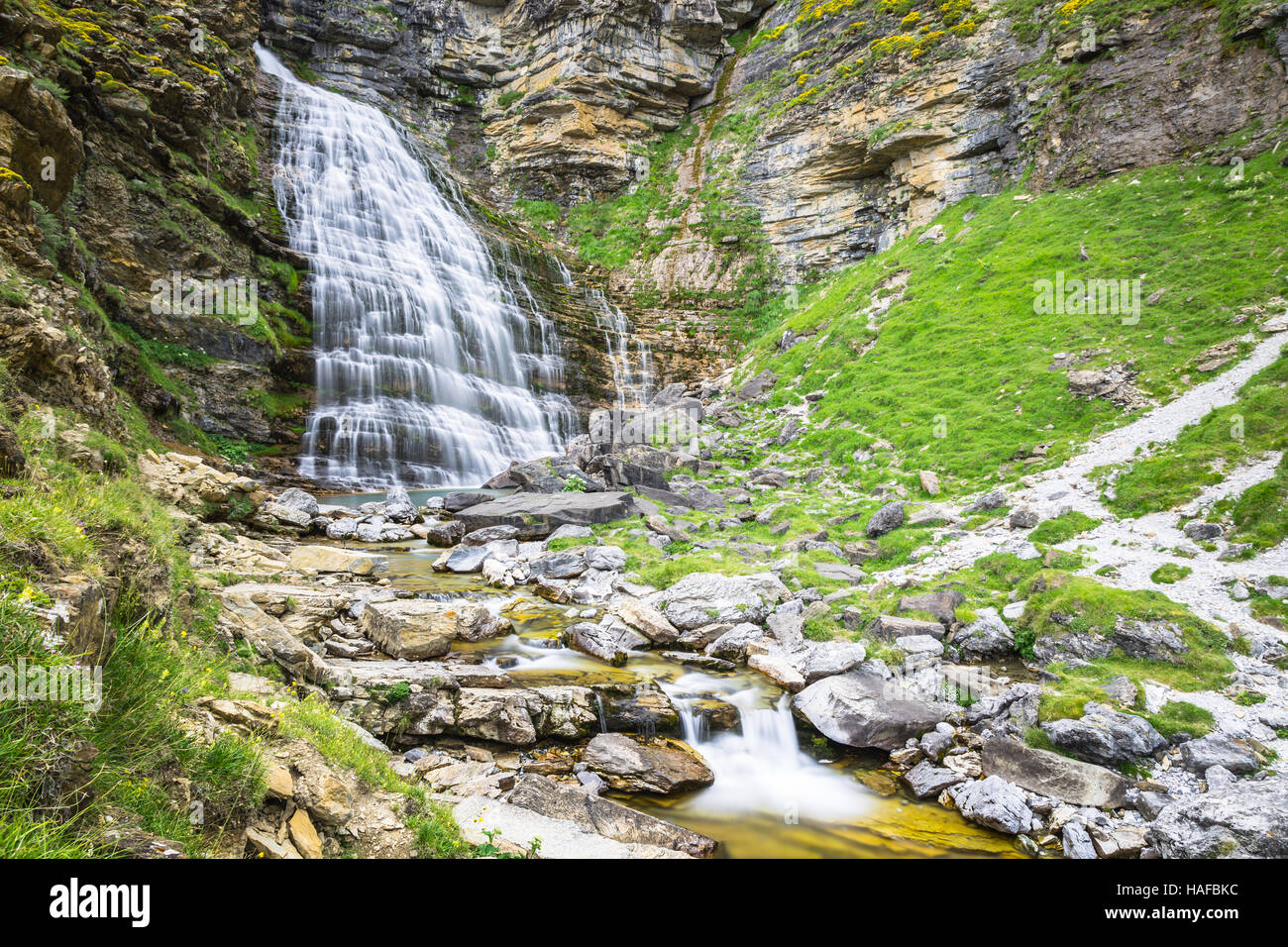 Cascada Cola de Caballo waterfall under Monte Perdido at Ordesa Valley ...