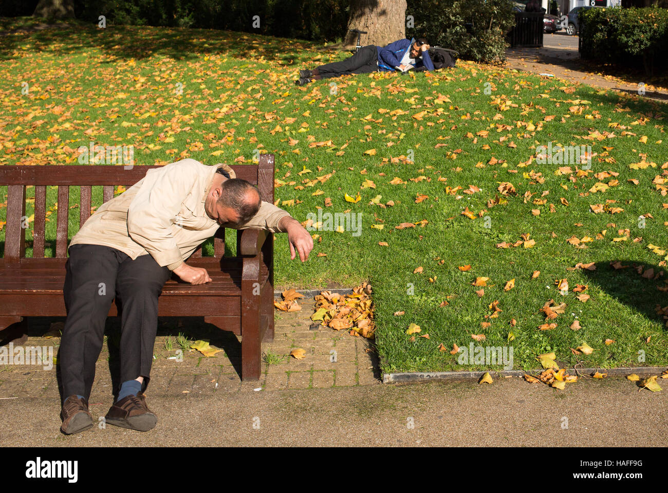 Man sleeping rough on bench hi-res stock photography and images - Alamy