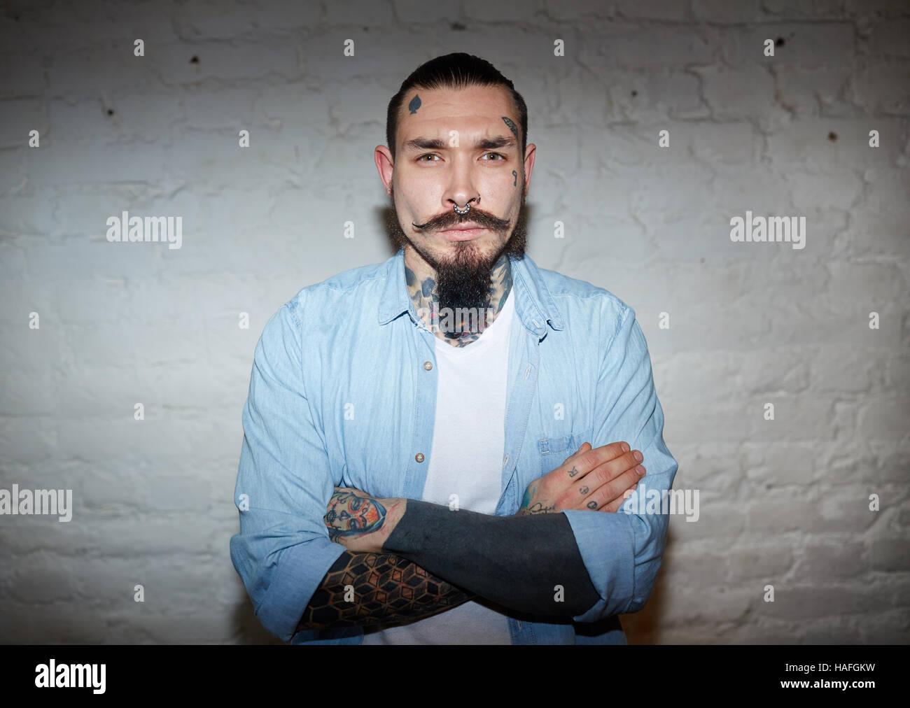 Bearded guy with crossed arms looking at camera Stock Photo - Alamy
