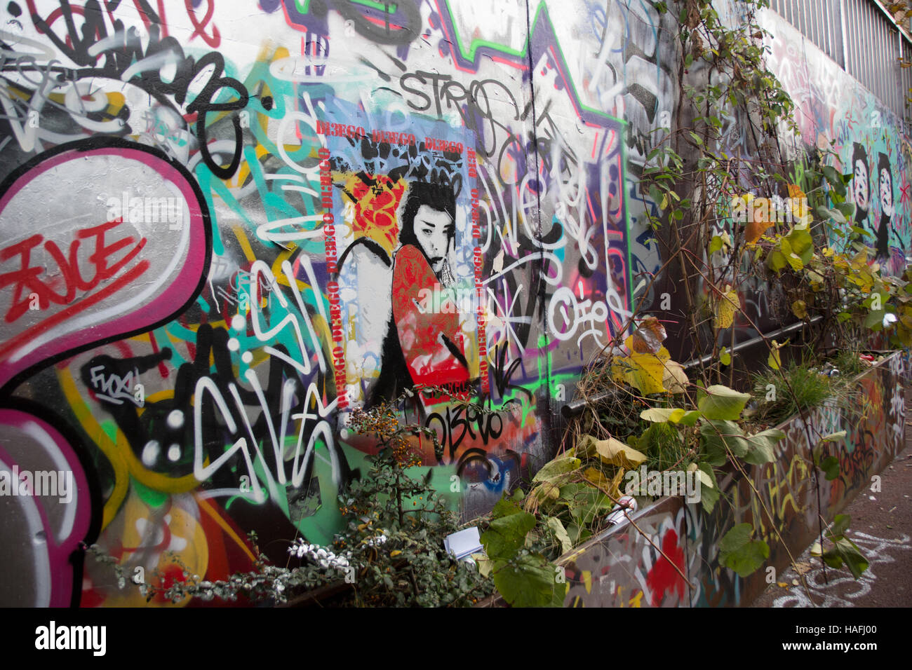 Banksy graffiti drawing hi-res stock photography and images - Alamy