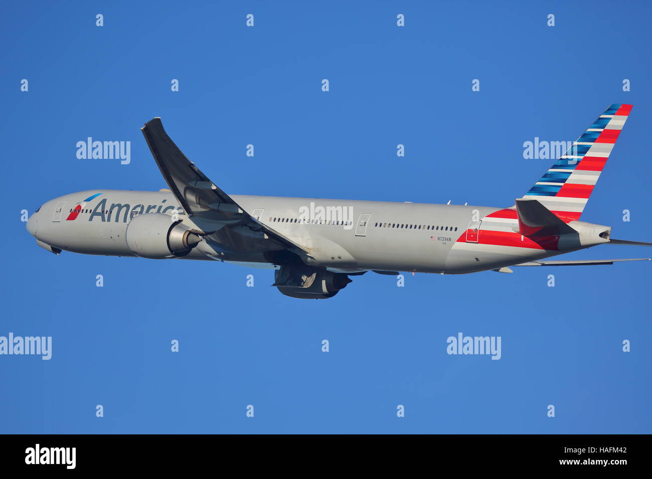 American Airlines Boeing 777-300ER N729AN departing from London ...