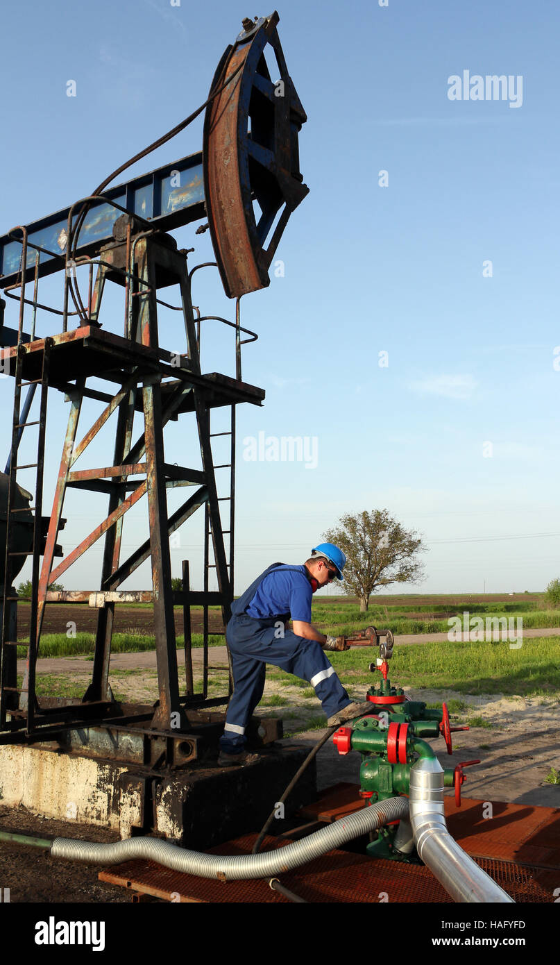 Oil production pipeline hi-res stock photography and images - Alamy