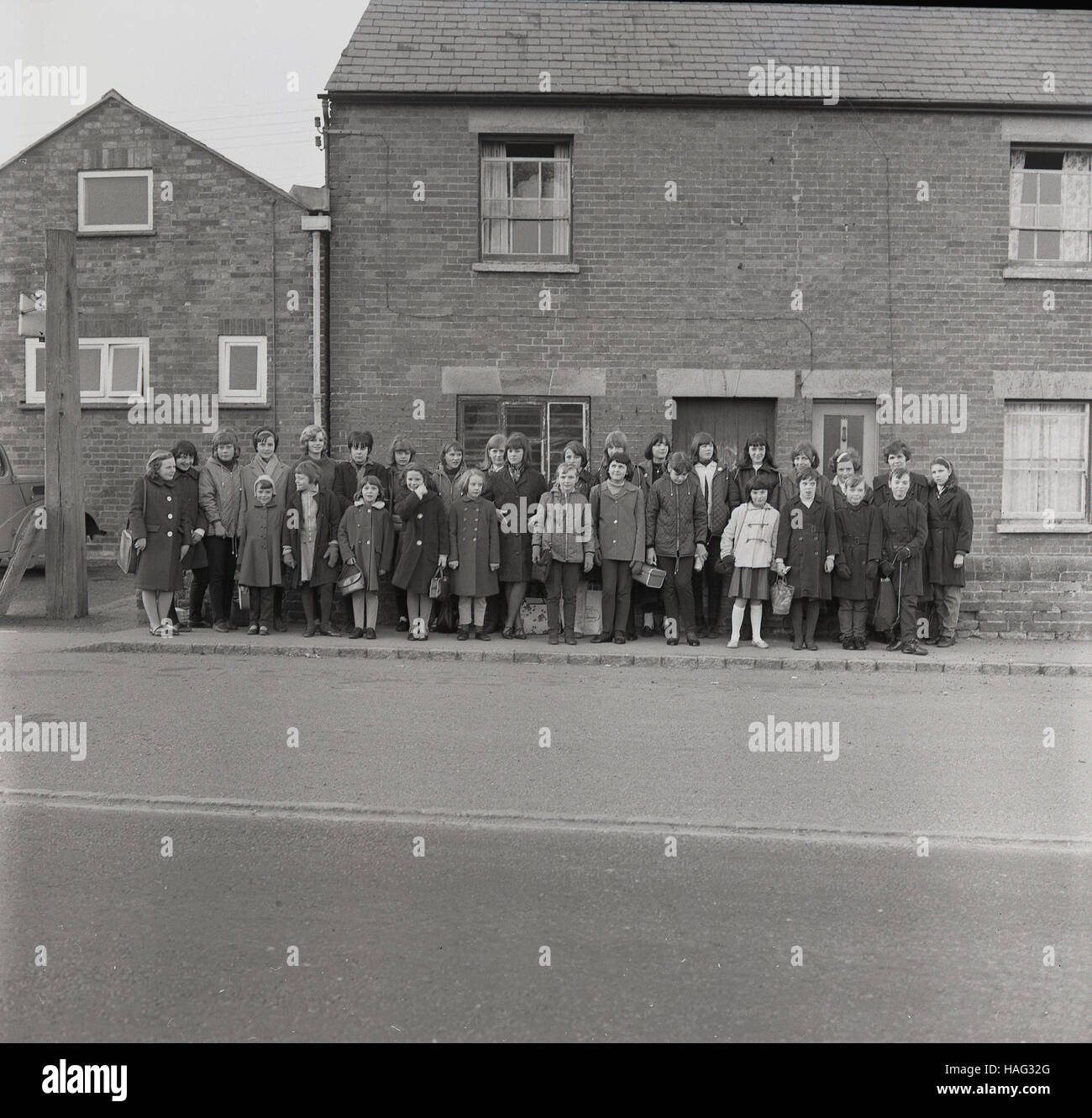 Group children waiting in line hi-res stock photography and images - Alamy