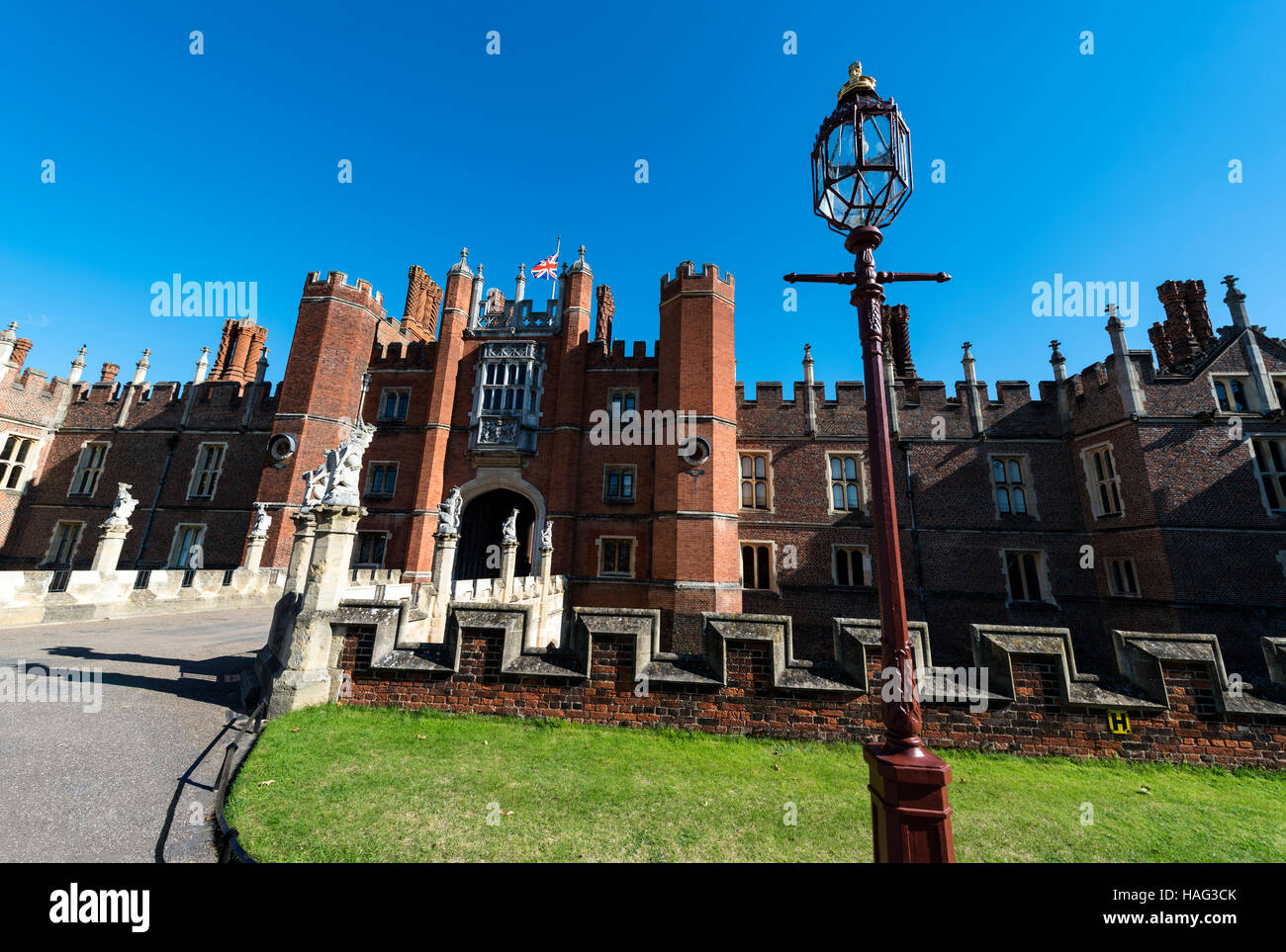 Hampton court hi-res stock photography and images - Alamy