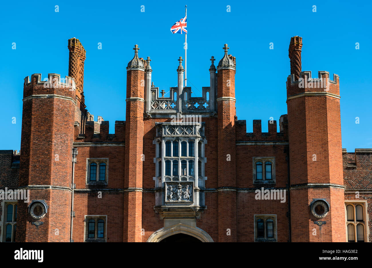 Hampton court palace tudor building hi-res stock photography and images ...