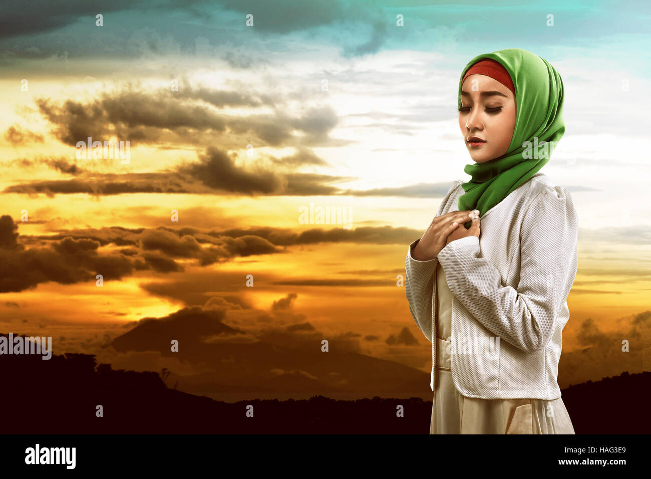 Image of beautiful asian muslim woman praying Stock Photo - Alamy Image of beautiful asian muslim woman praying Stock Photo - Alamy