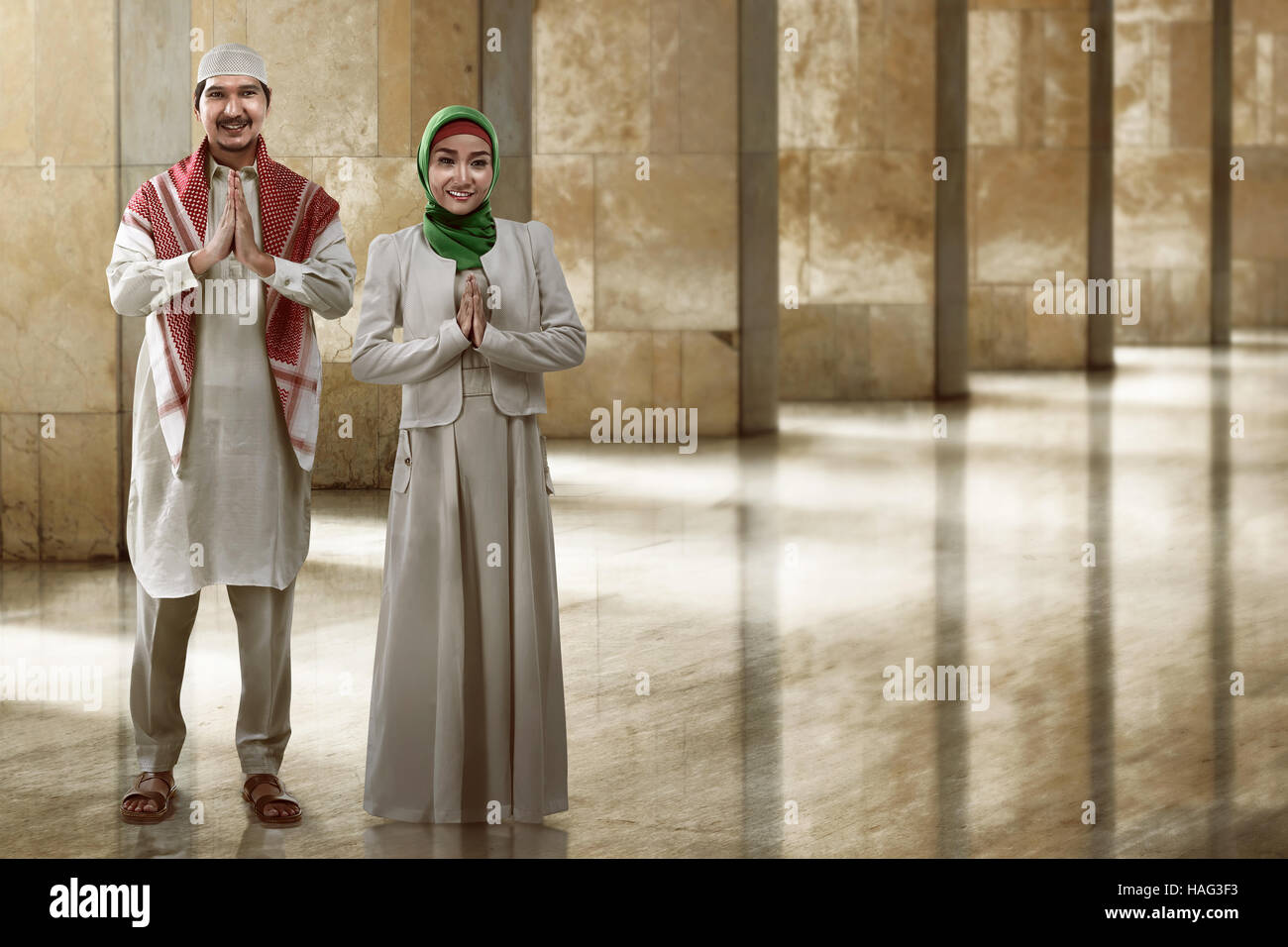 Young muslim couple smiling with mosque background Stock Photo - Alamy