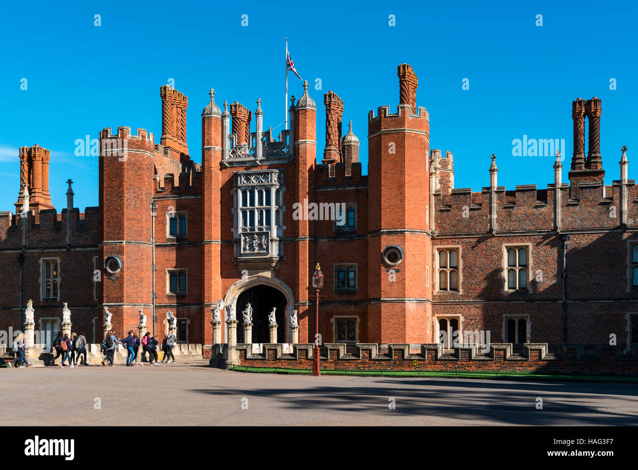 Hampton court palace tudor building hi-res stock photography and images ...