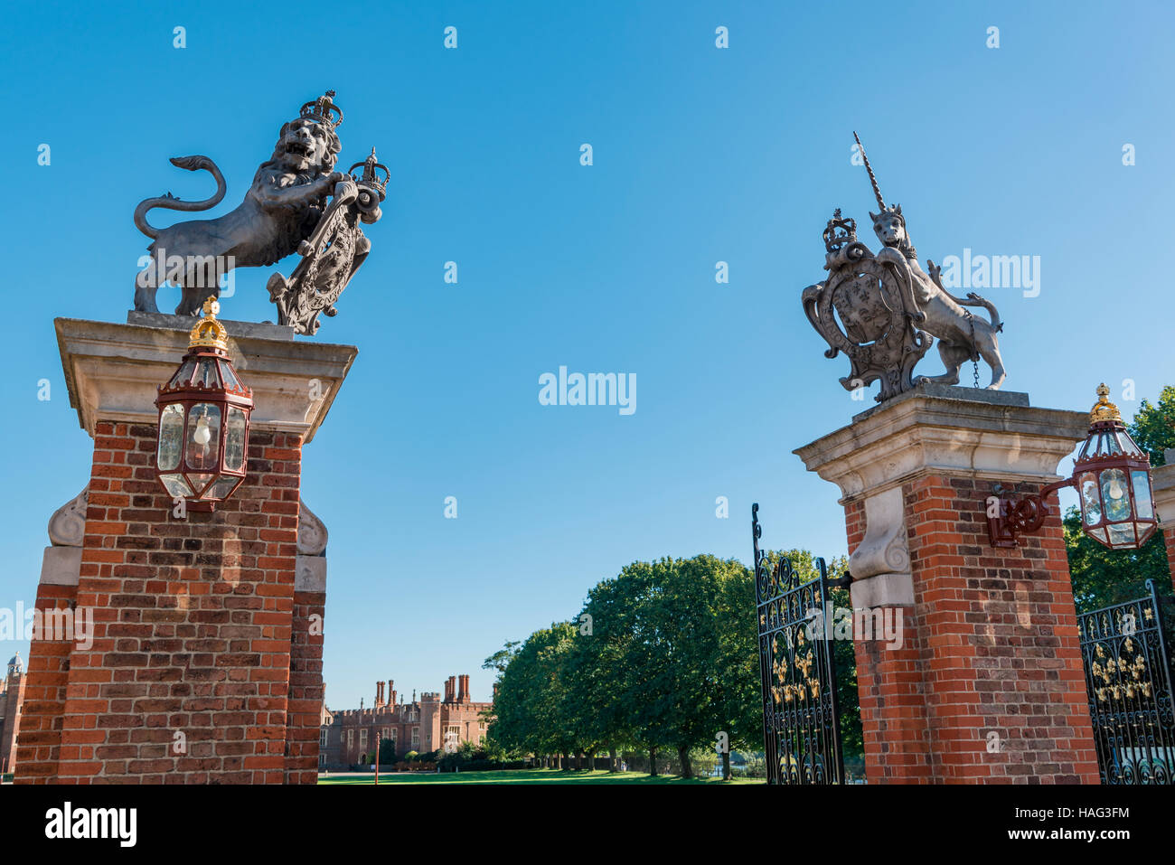 Hampton Court Palace gates with lion and unicorn Stock Photo - Alamy