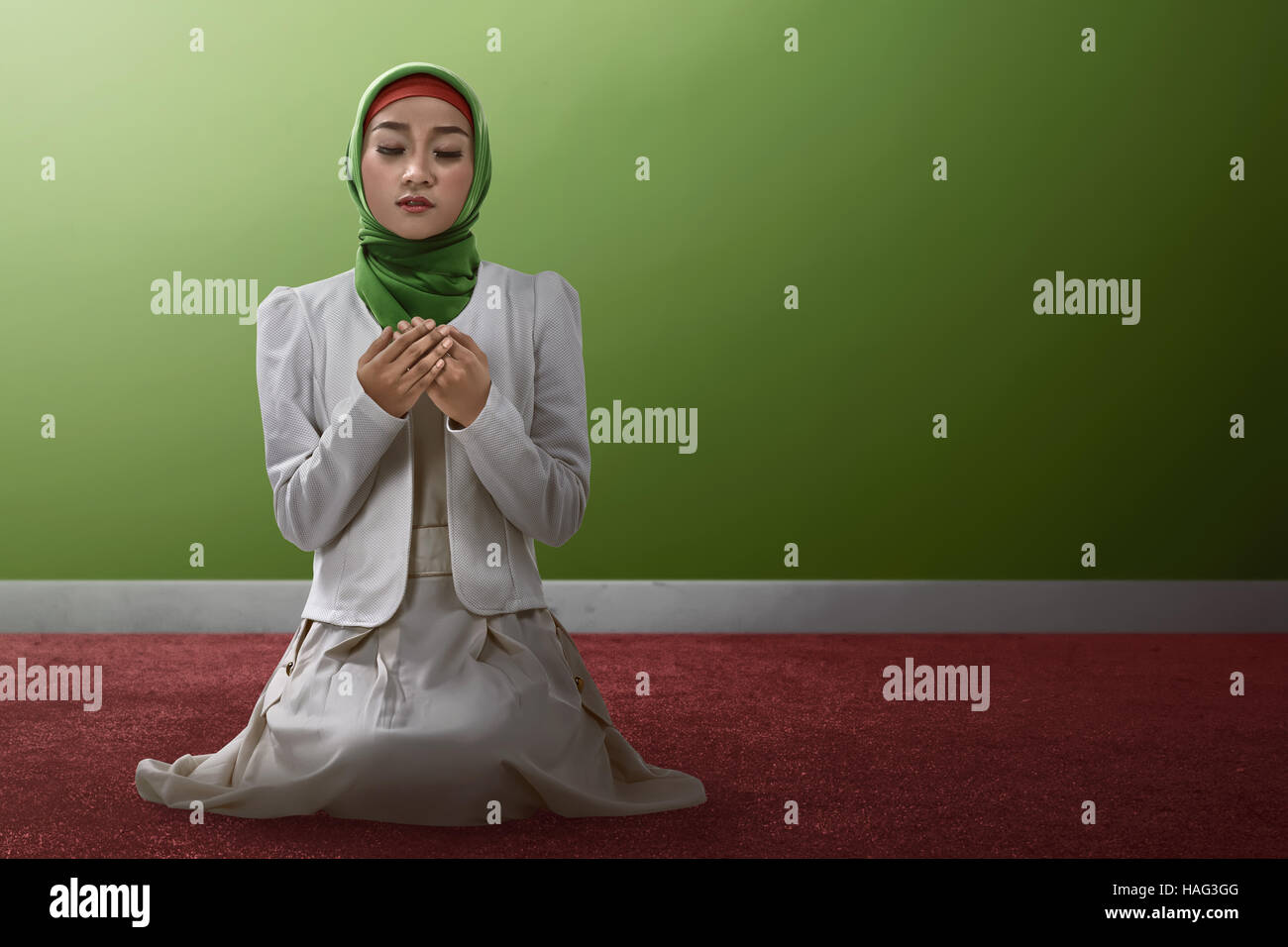 Image of beautiful asian muslim woman praying Stock Photo - Alamy Image of beautiful asian muslim woman praying Stock Photo - Alamy