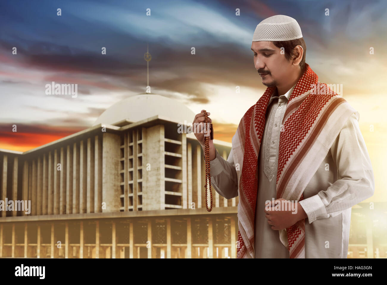 Young muslim man praying with mosque background Stock Photo - Alamy