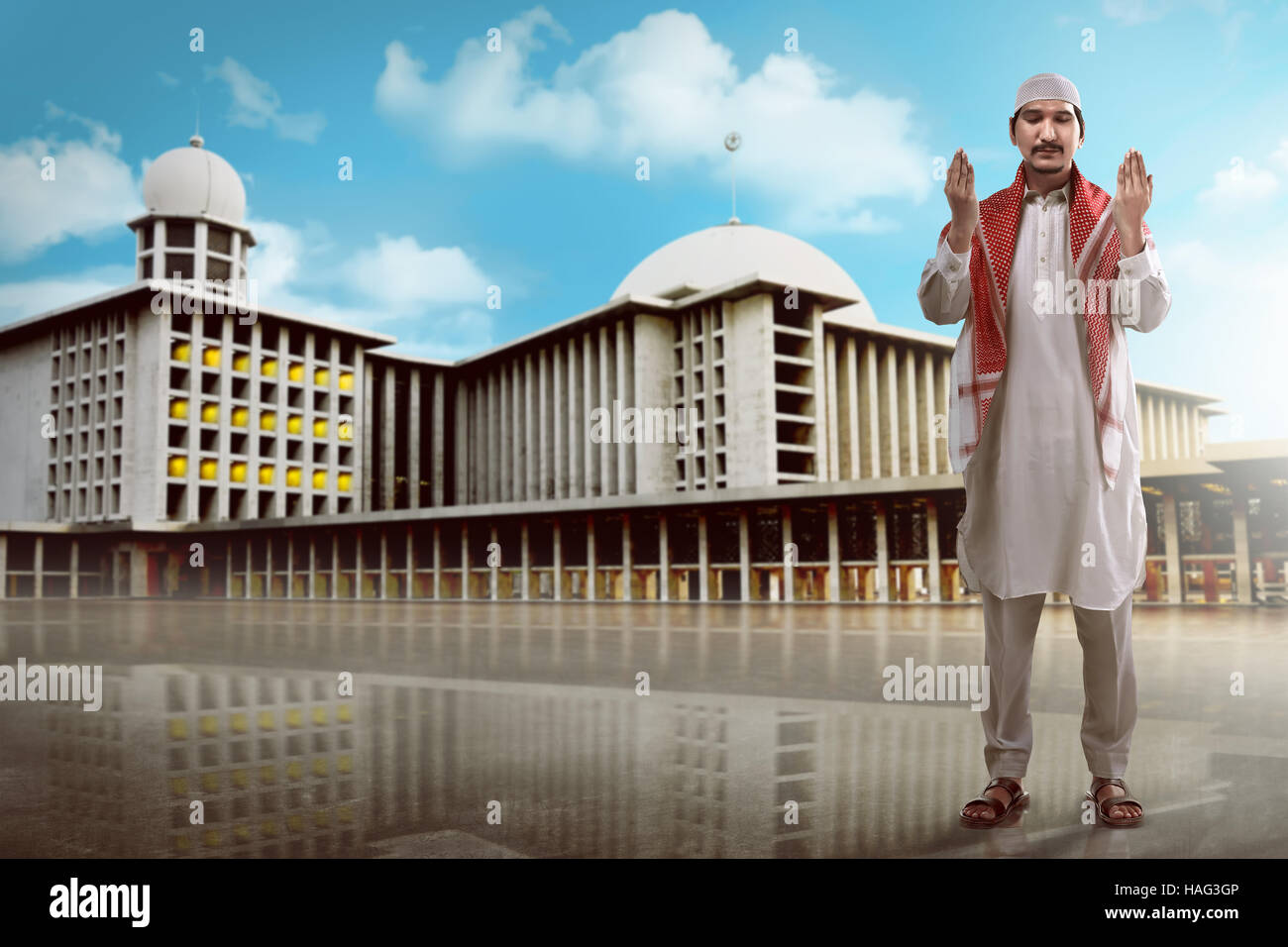 Young muslim man praying with mosque background Stock Photo - Alamy