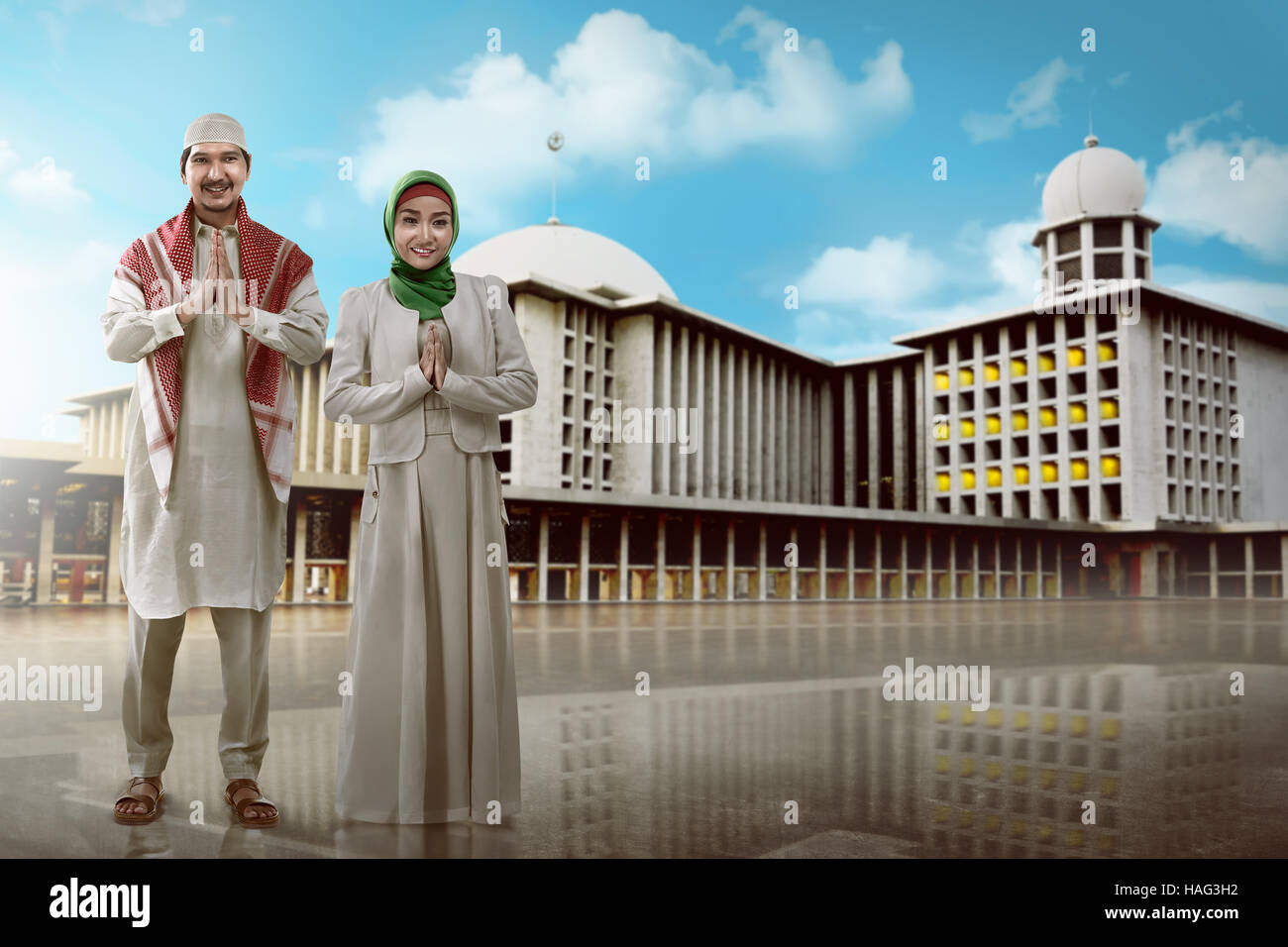 Young muslim couple smiling with mosque background Stock Photo - Alamy