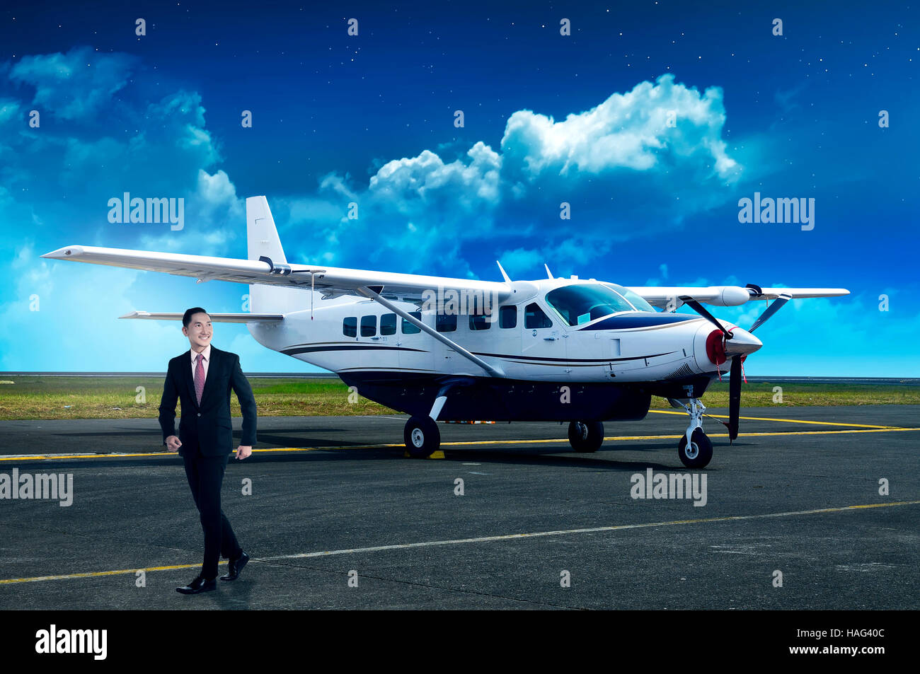 Airport night people walking hi-res stock photography and images - Alamy