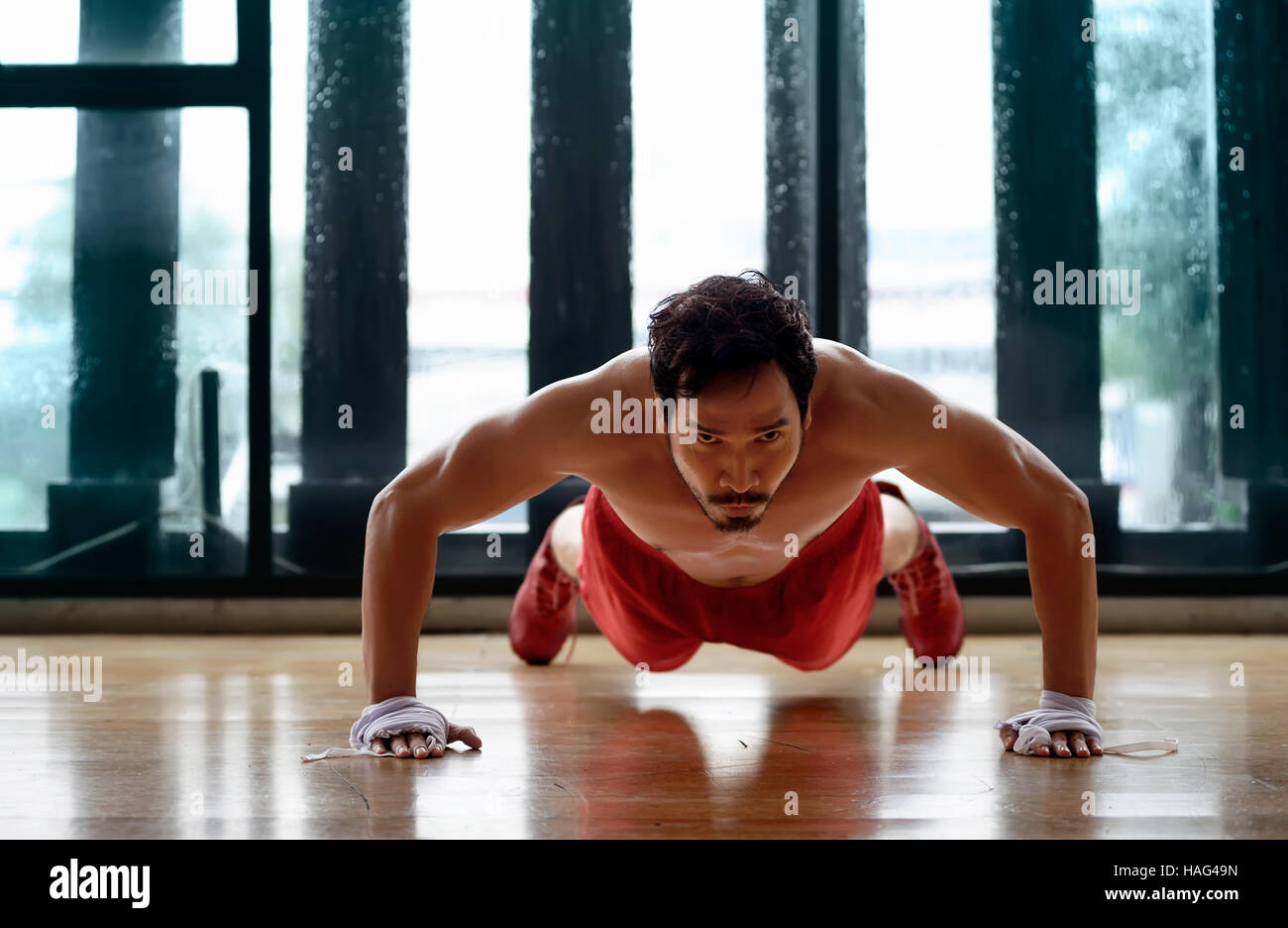 Muscular asian man doing push ups in the floor Stock Photo - Alamy